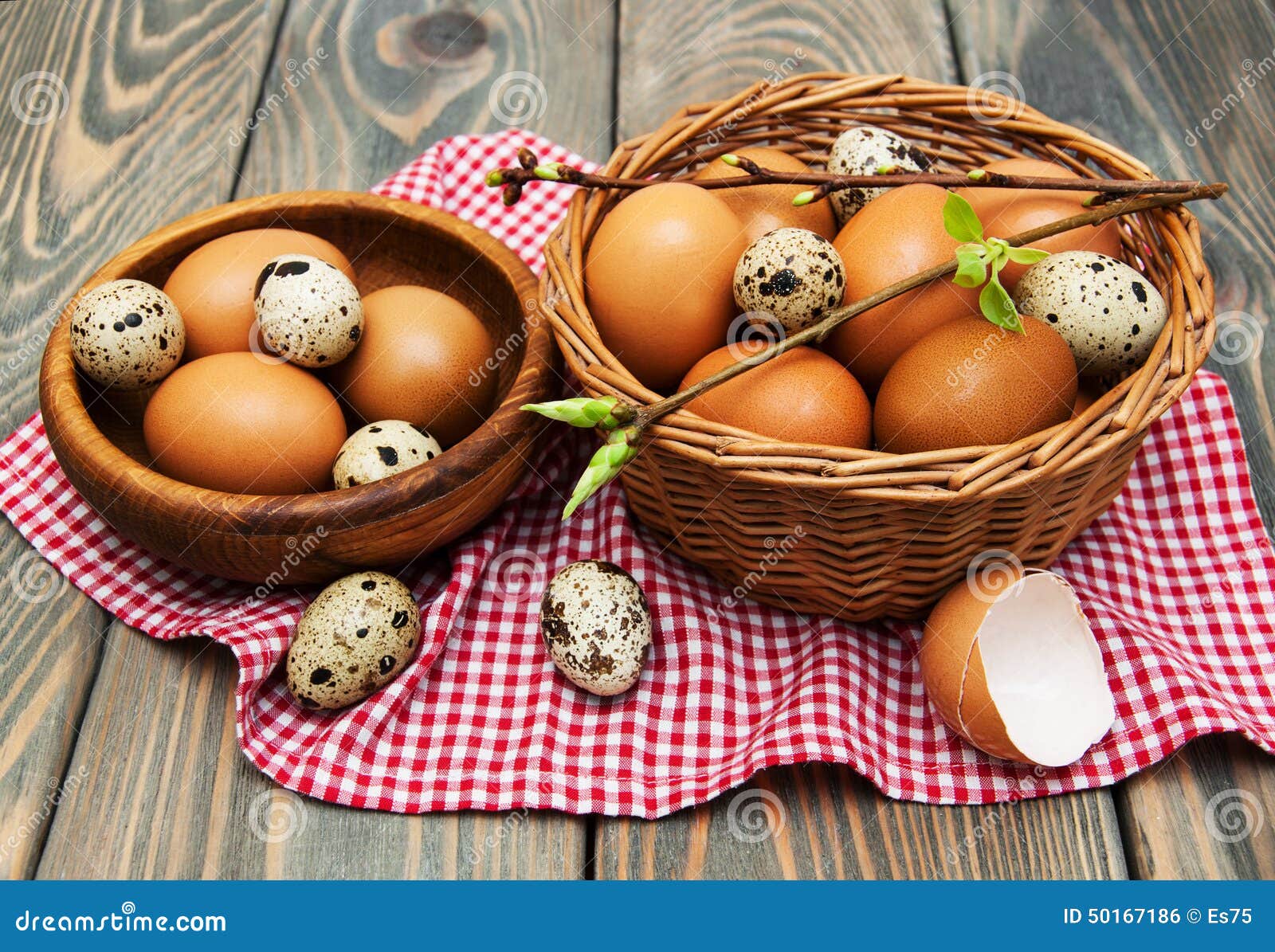 Verschillende Types Van Eieren in Een Mand Stock Foto - Image of mand ...