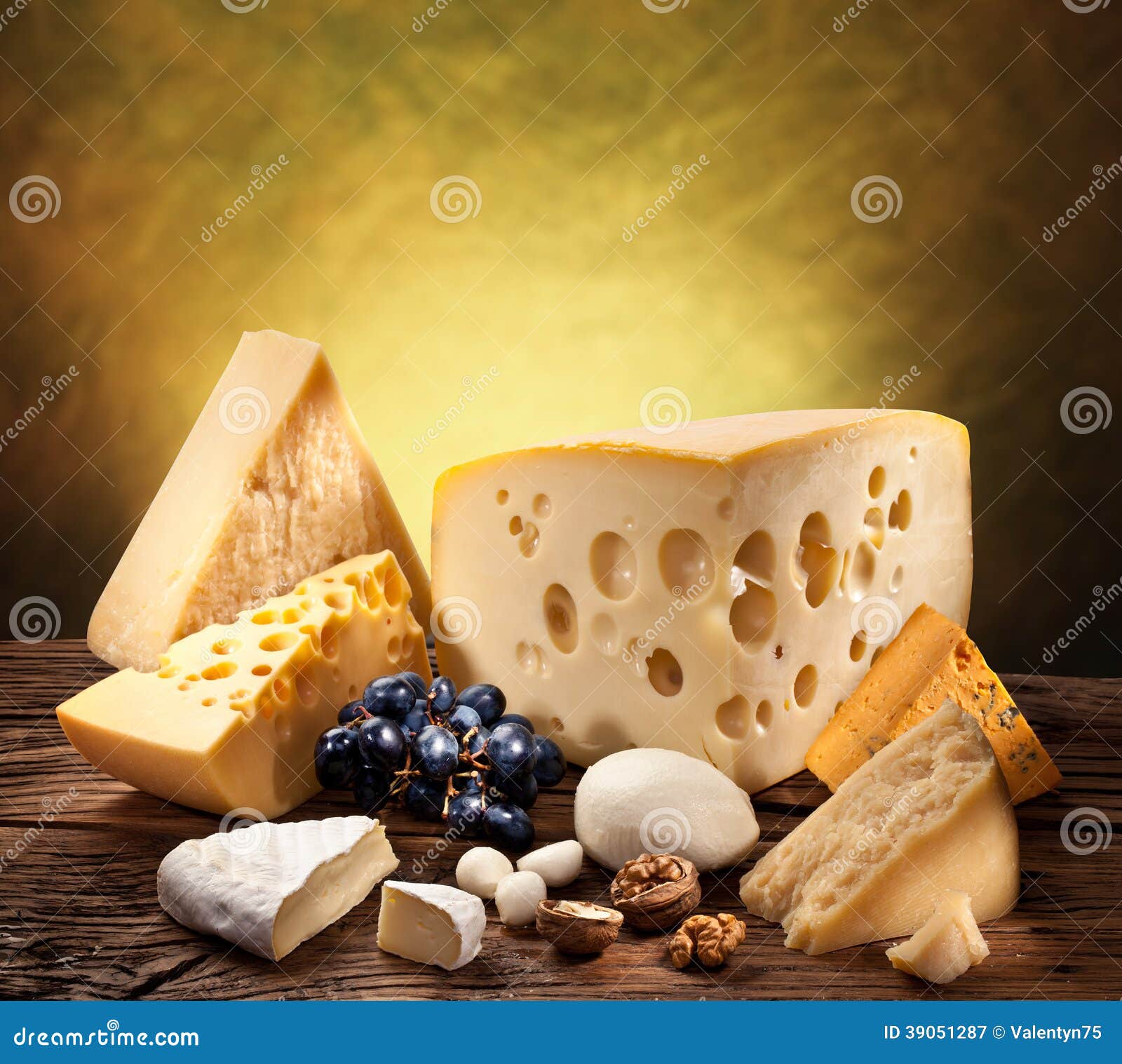 Verschillende Types Van Kaas Op Oud Hout. Stock Afbeelding - Image of ...