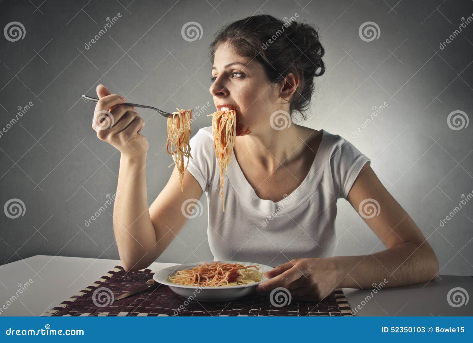 Verschlingen Sie Teigwaren stockbild. Bild von frau, teigwaren - 52350103