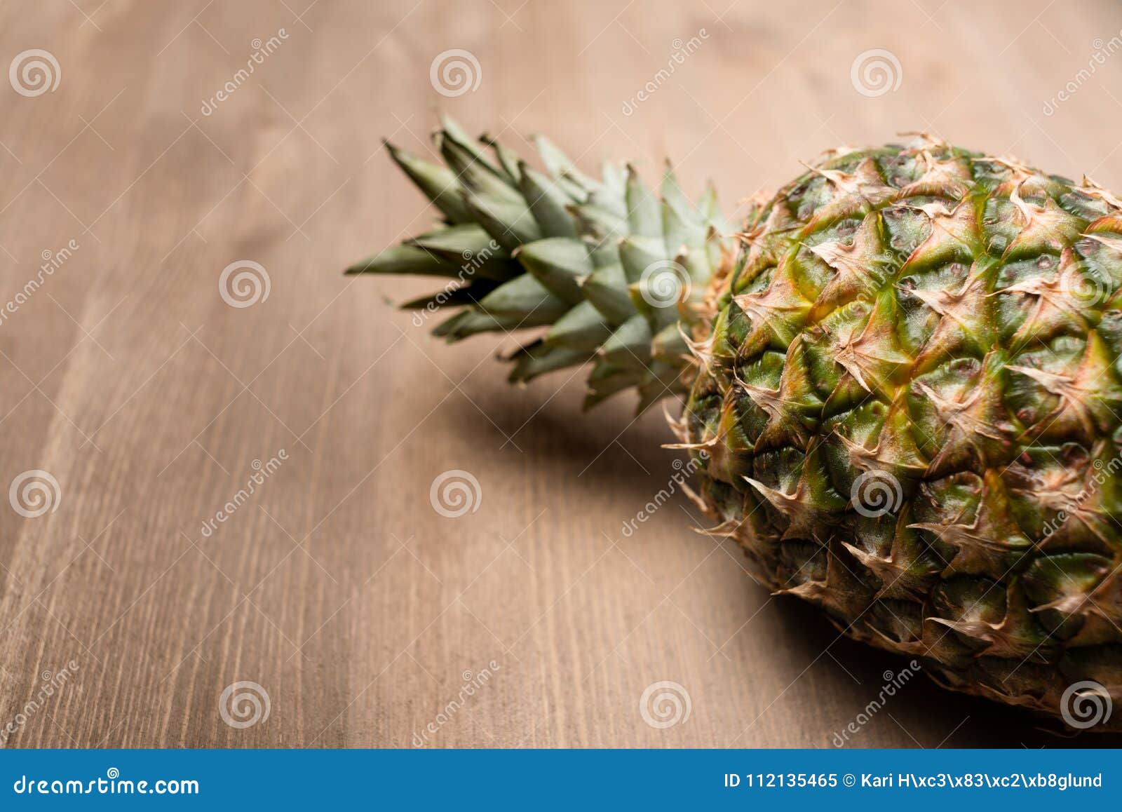 Verse Ananas Op Een Houten Lijst Stock Afbeelding - Image of vers, rijp ...
