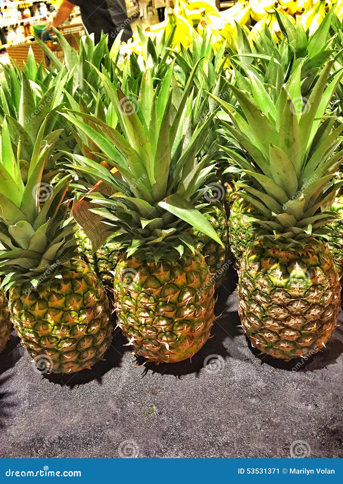 Verse Ananassen Voor Verkoop Stock Afbeelding - Image of winkel, rijp ...