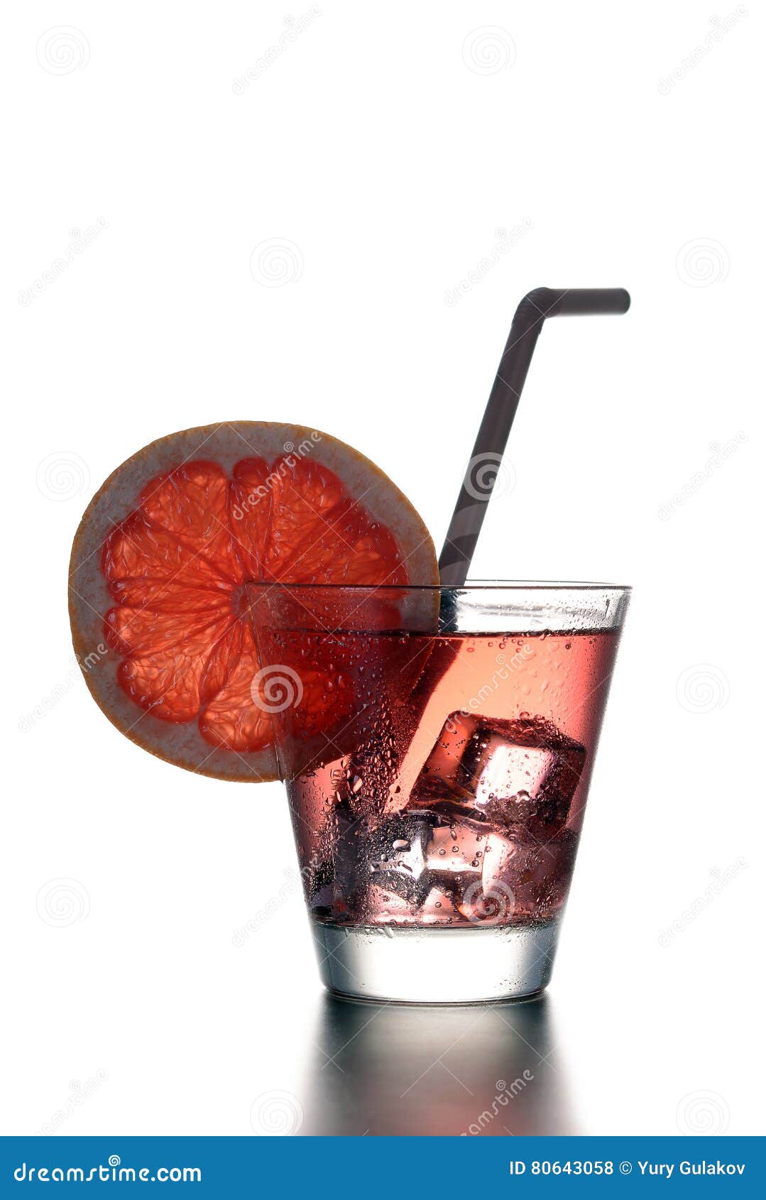 Verse Cocktail Met Grapefruit, Ijs En Gestreept Het Drinken Stro Stock ...