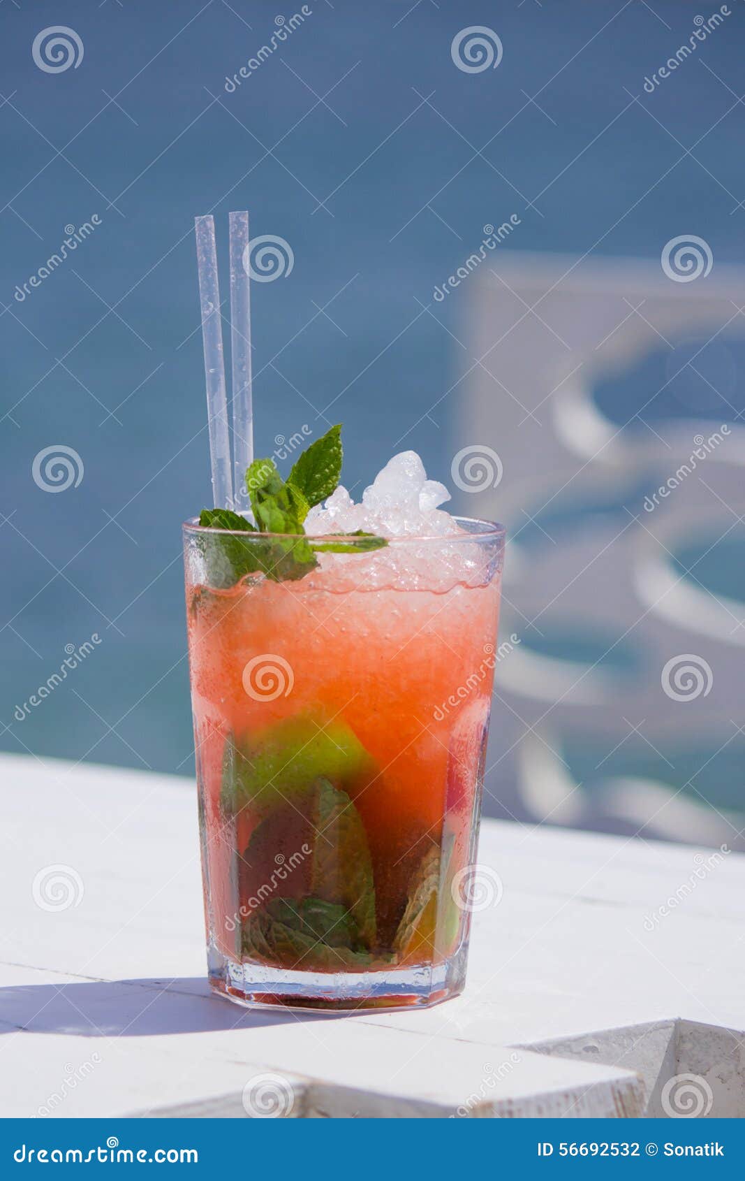 Verse Cocktail Op Zonnig Strand Stock Foto - Image of drank, versheid ...