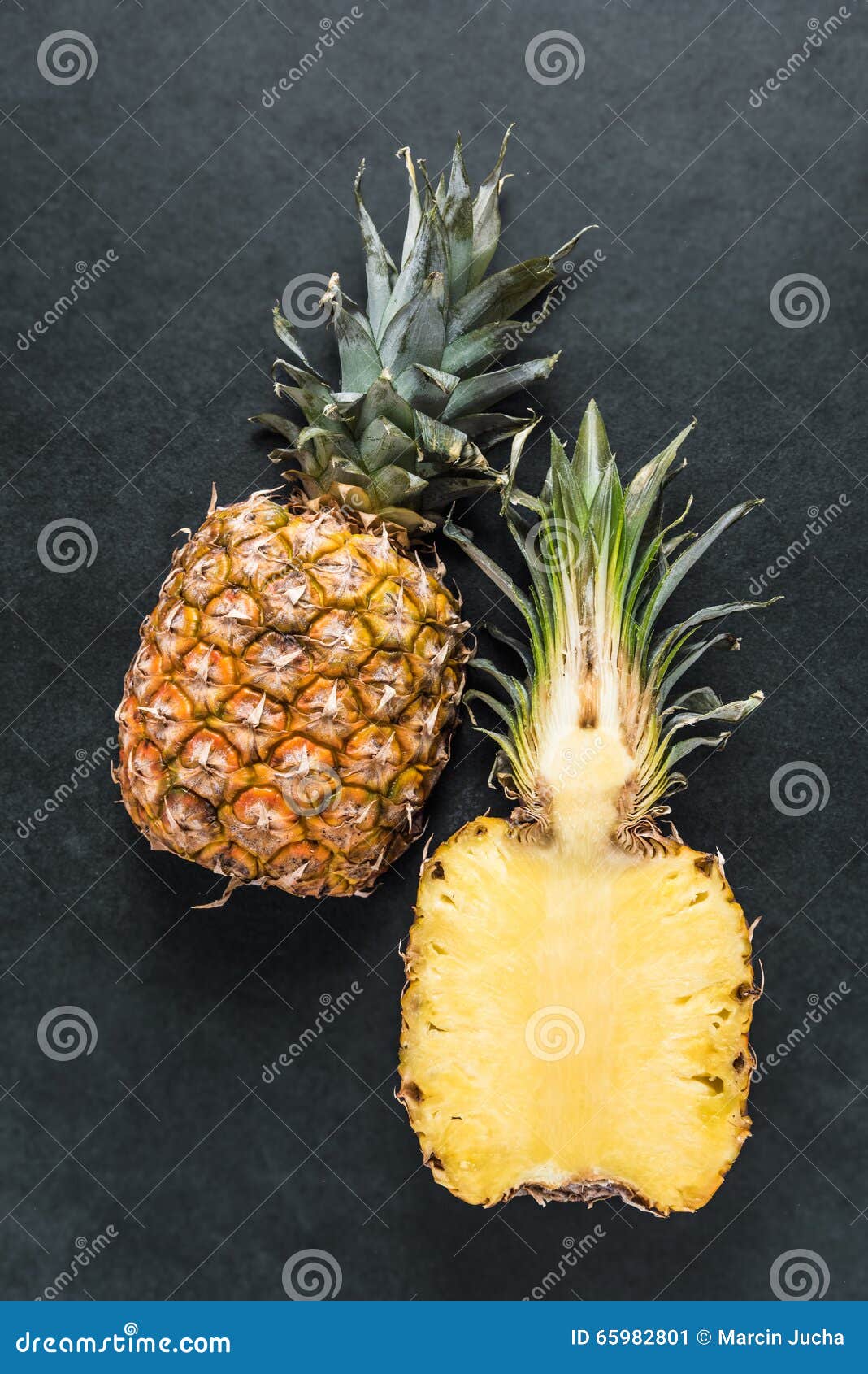 Verse Die Ananas in De Helft Wordt Gesneden Stock Afbeelding - Image of ...