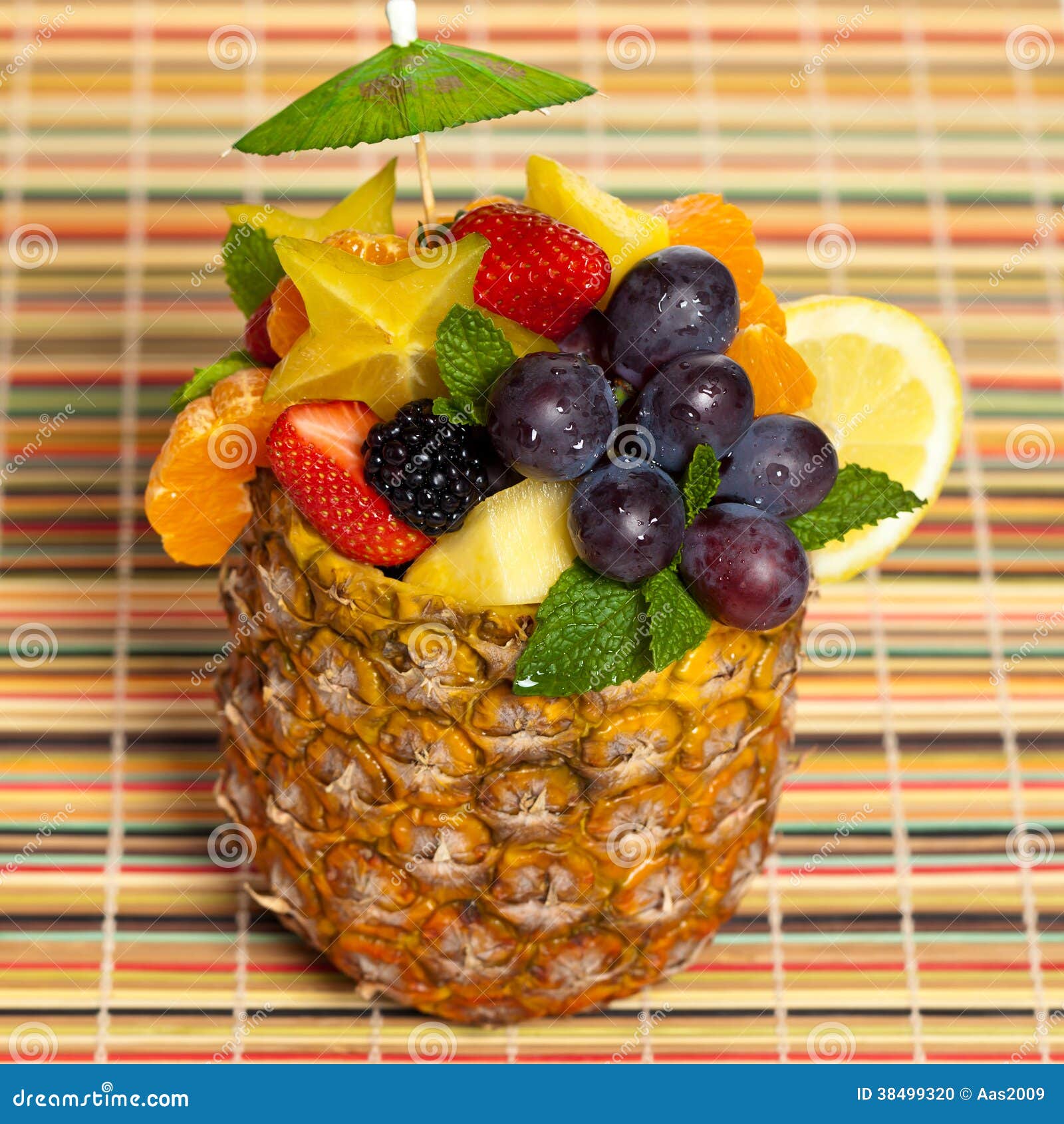 Verse Fruitsalade in Een Ananas Stock Foto - Image of vrucht, nagerecht ...