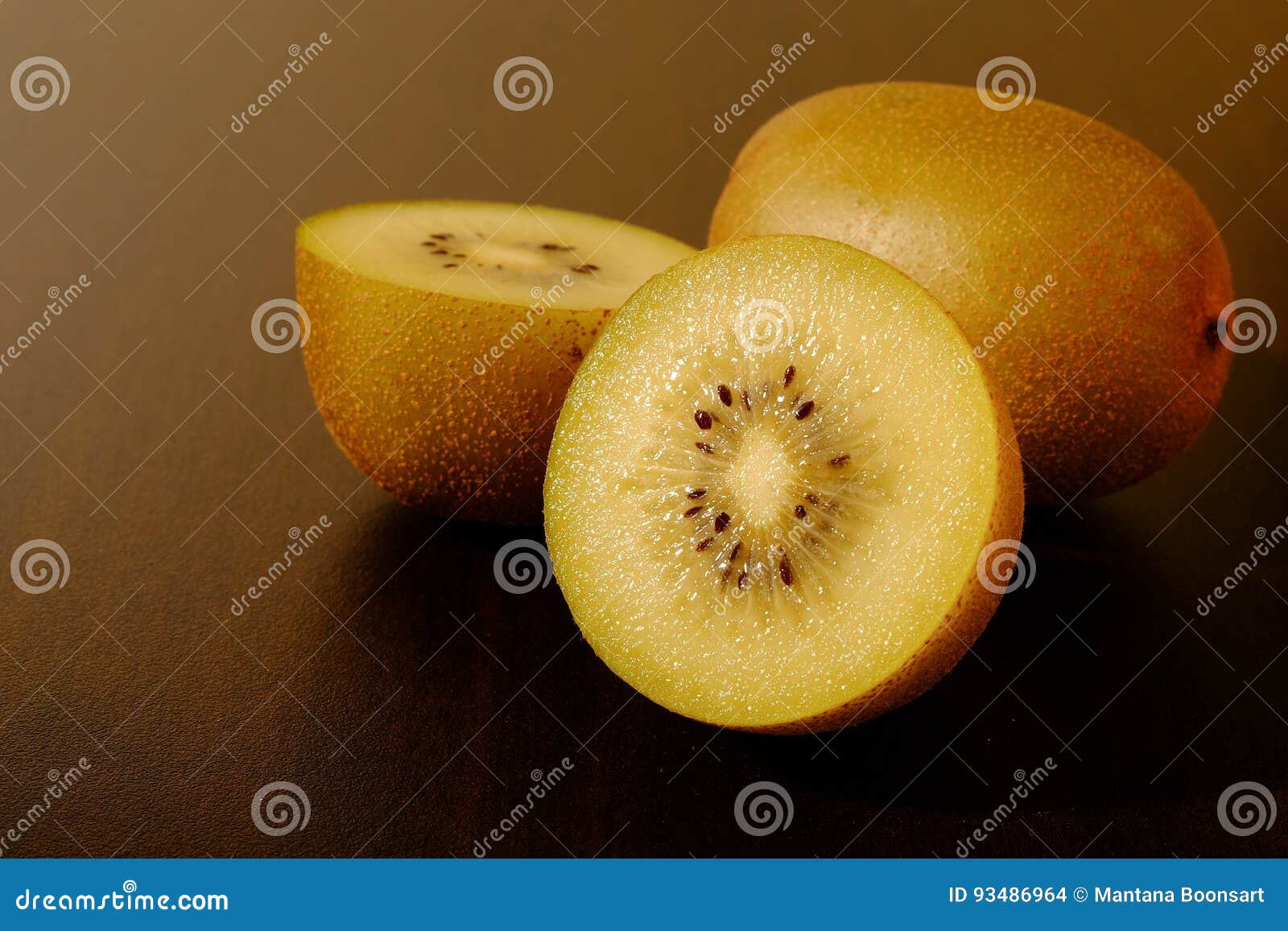 Verse Gele Kiwior Gouden Kiwi Stock Foto - Image of goud, zoet: 93486964