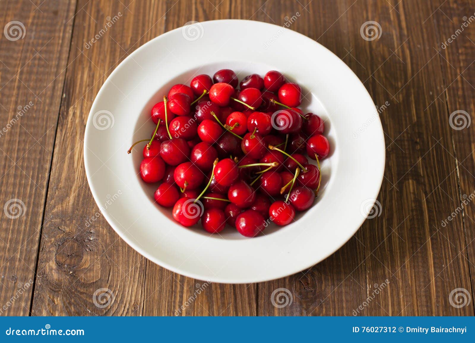 Verse Kersen in De Witte Plaat Stock Foto - Image of sappig, vrucht ...