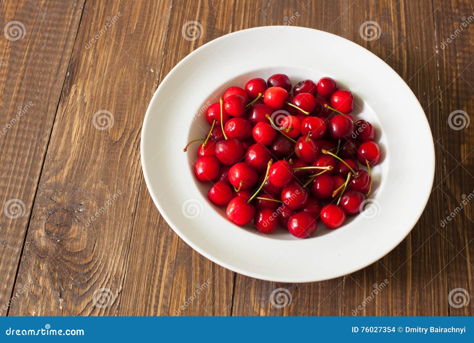 Verse Kersen in De Witte Plaat Stock Foto - Image of rijp, kersen: 76027354