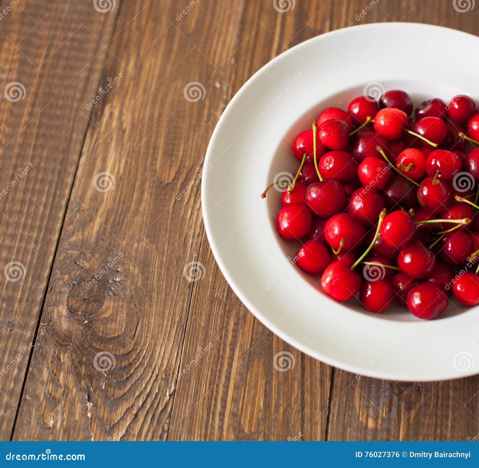 Verse Kersen in De Witte Plaat Stock Foto - Image of heerlijk, plaat ...