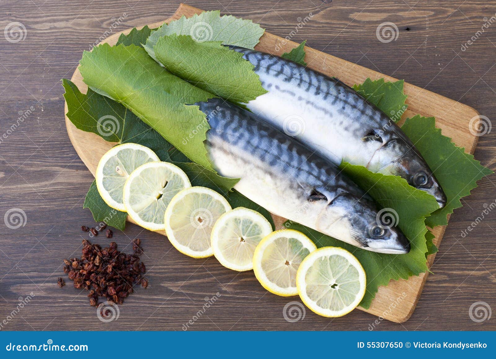 Verse Makreel in Druivenbladeren Met Citroen Stock Foto - Image of groen, makreel: 55307650