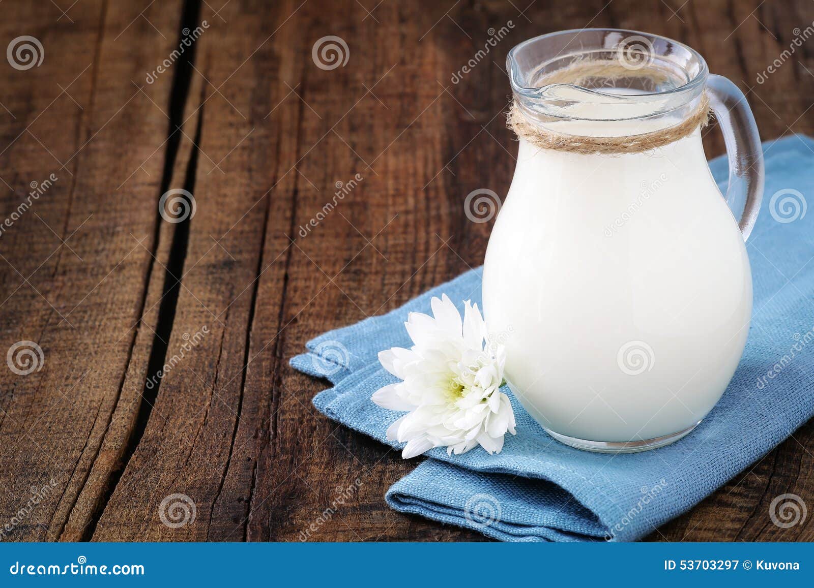 Verse melk in een kruik stock afbeelding. Image of melk - 53703297