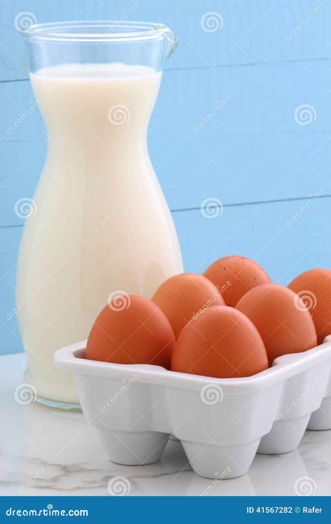 Verse melk en eieren stock foto. Image of calcium, voedsel - 41567282