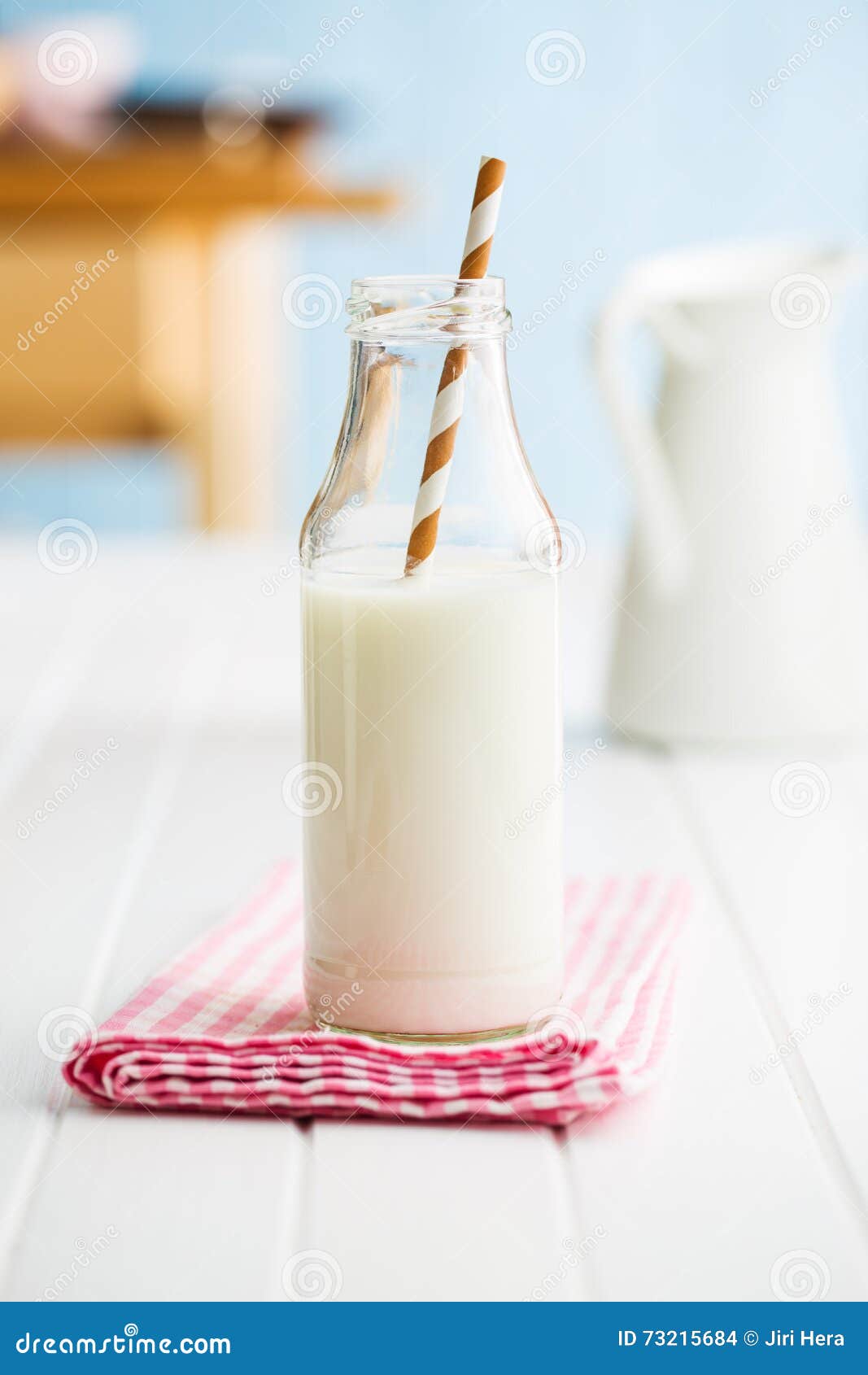 Verse melk in glasfles stock foto. Image of calcium, gezond - 73215684