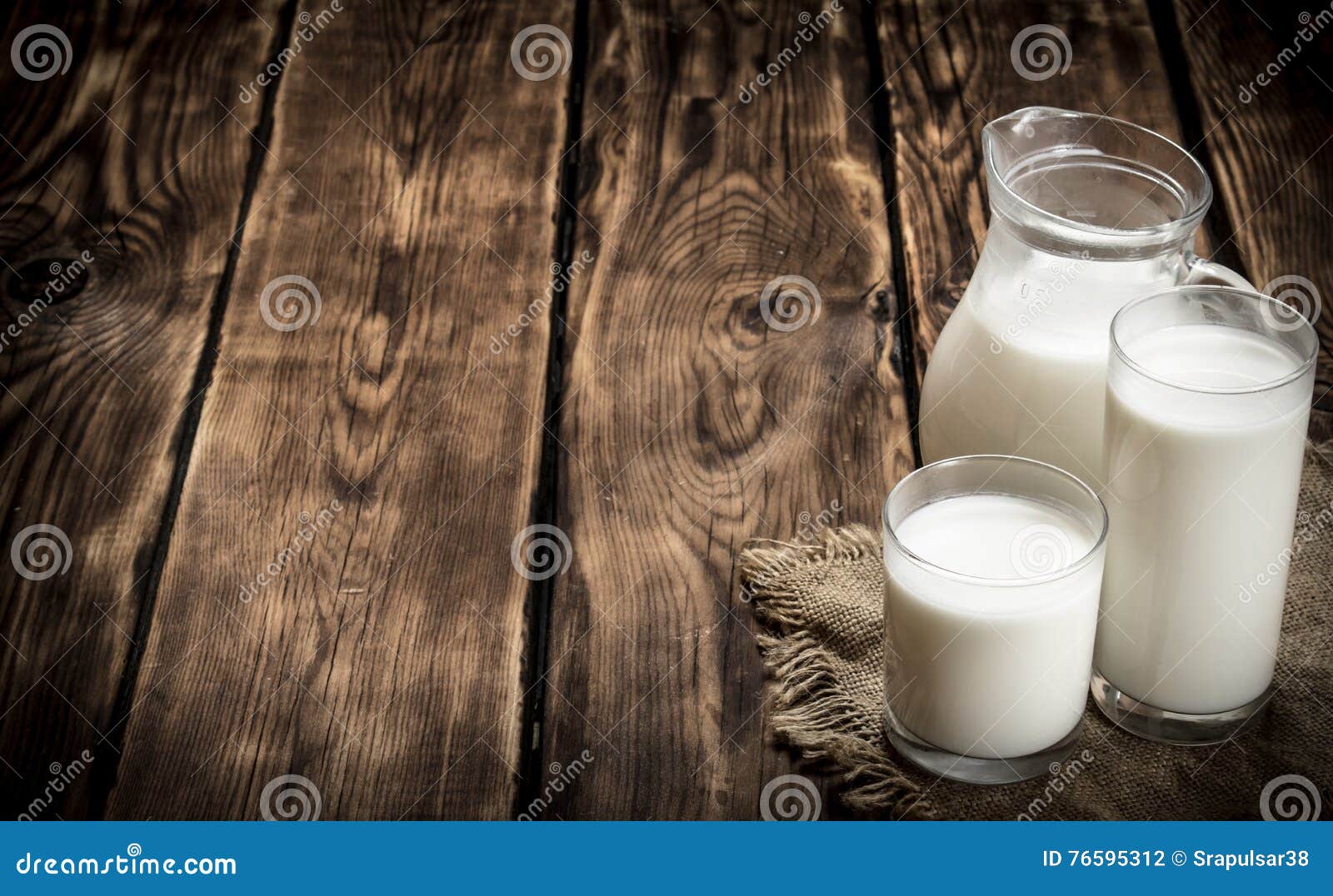 Verse Melk in Kruik En Glazen Stock Foto - Image of diëet, product ...