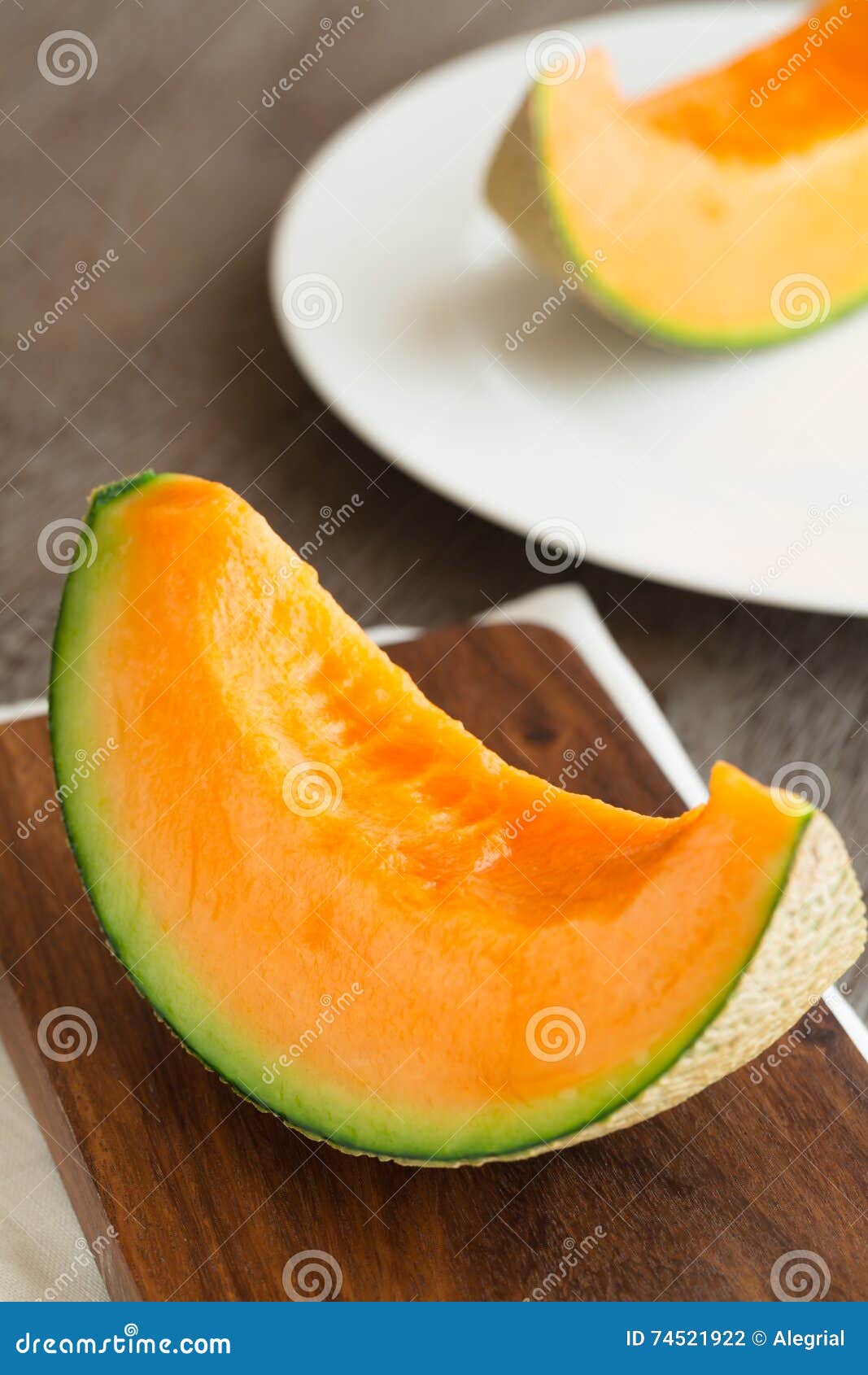 Verse Meloen Op Een Houten Raad Stock Foto - Image of groen, vers: 74521922