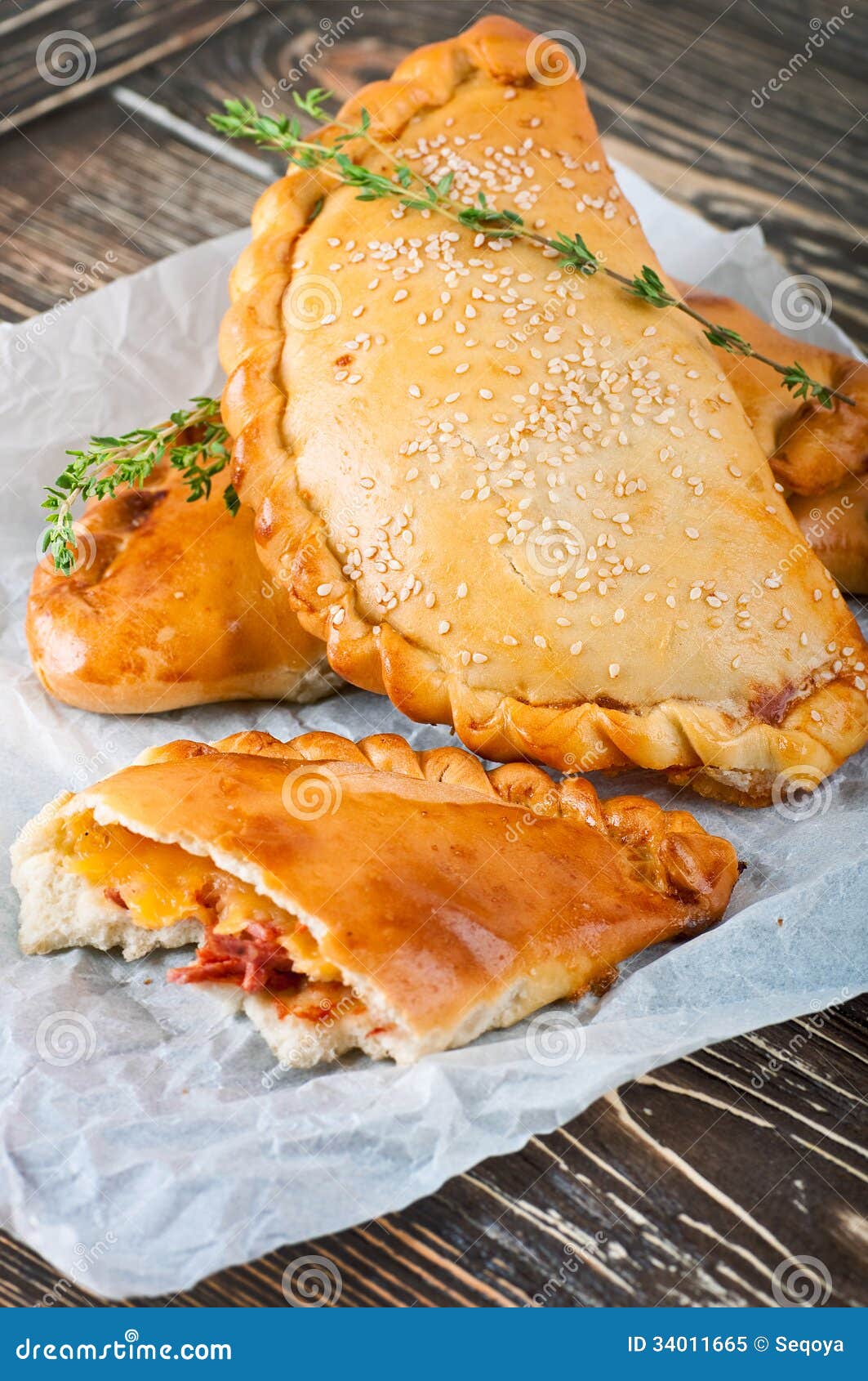 Verse Pastei Met Vlees En Kaas, Brood Stock Afbeelding - Image of plaat ...