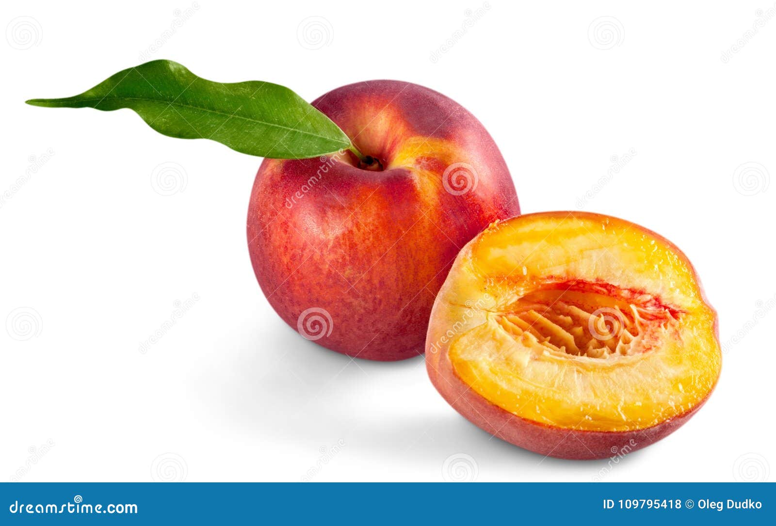 Verse Perzik En Half Geïsoleerd Op Witte Achtergrond Stock Foto - Image ...