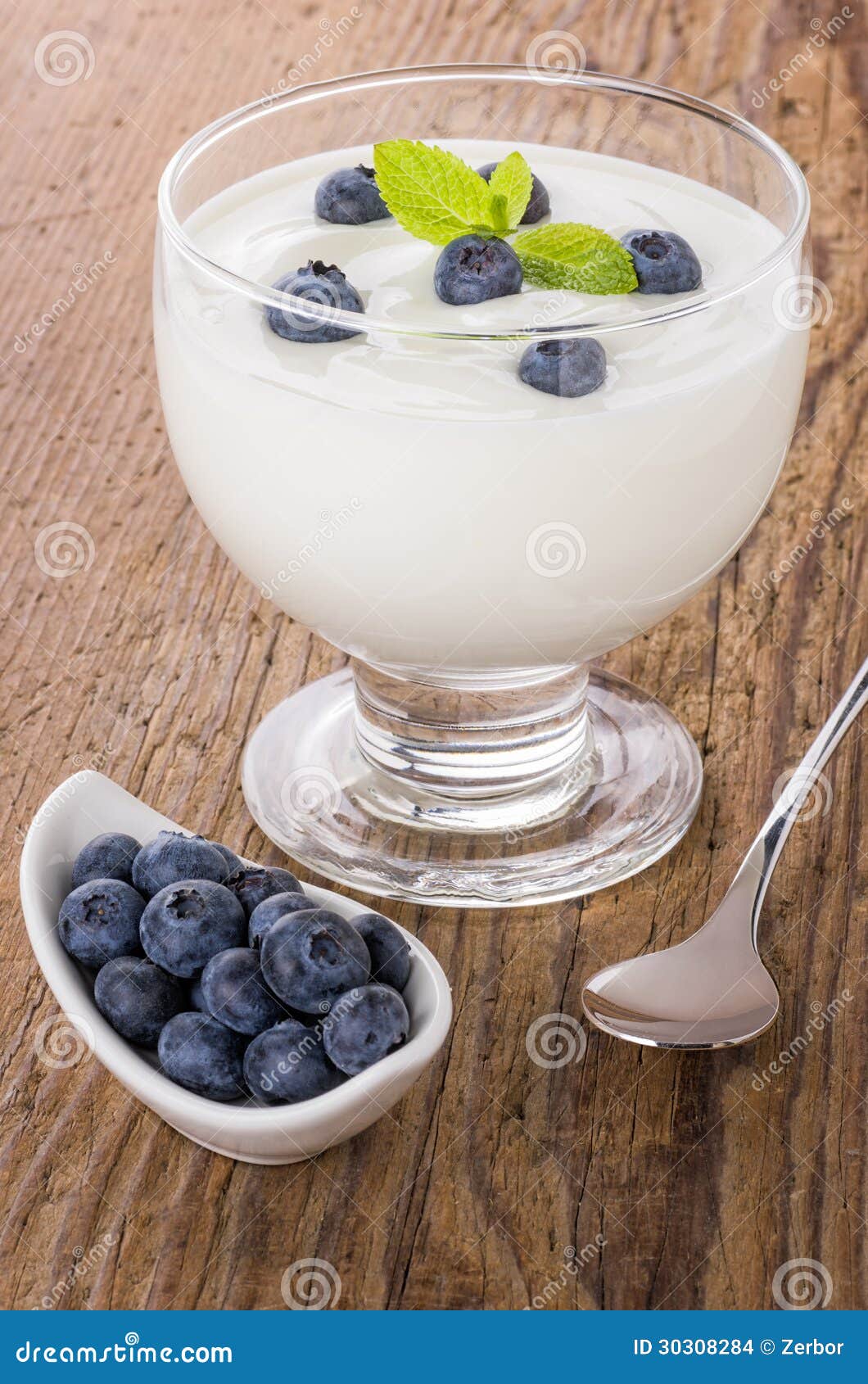 Romige Natuurlijke Yoghurt Met Bosbessen Stock Foto - Image of wrongel ...