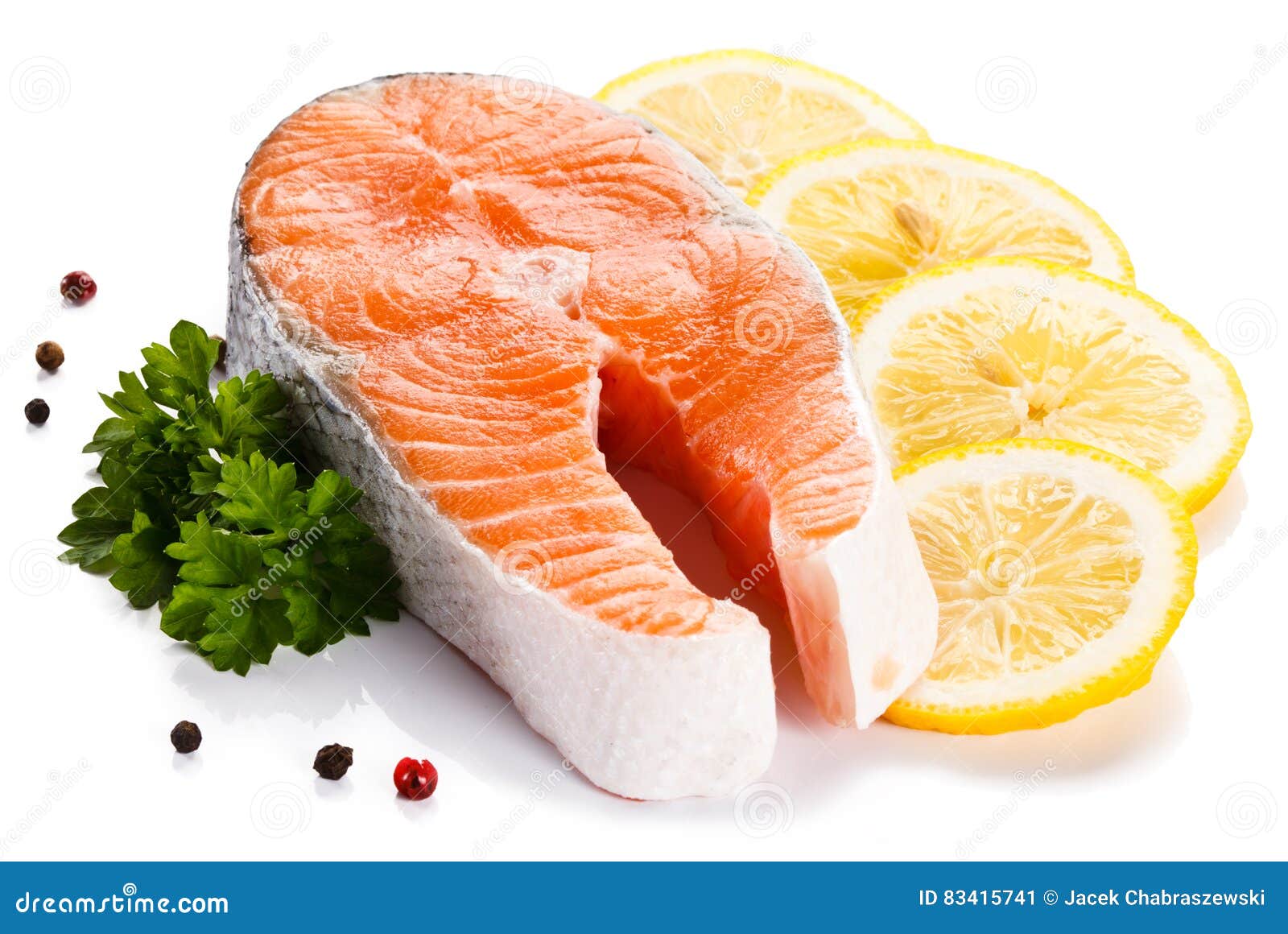 Verse ruwe zalmfilet stock afbeelding. Image of citroen - 83415741
