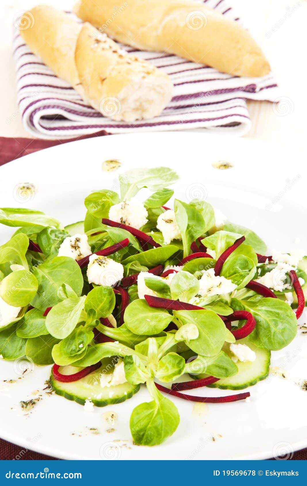 Verse salade met brood. stock foto. Image of laag, groen - 19569678