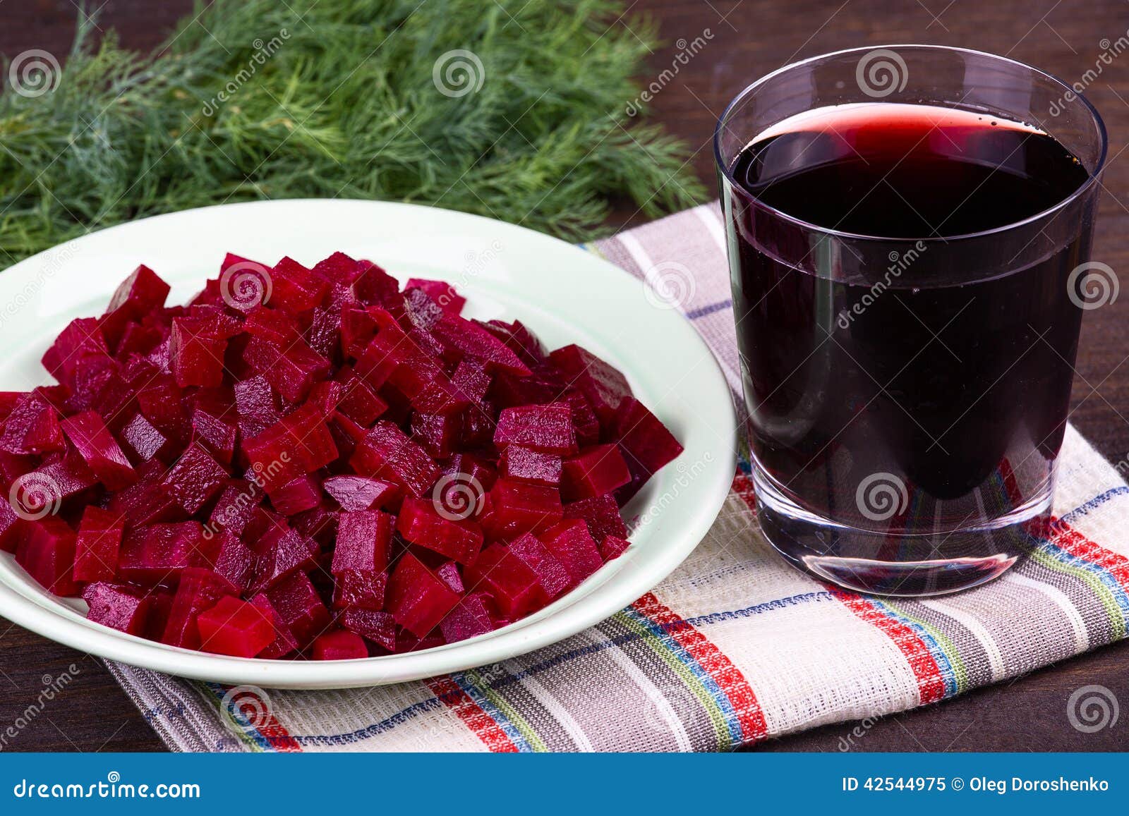 Verse Segmenten Van Een Biet En Bietensap Stock Afbeelding - Image of ...