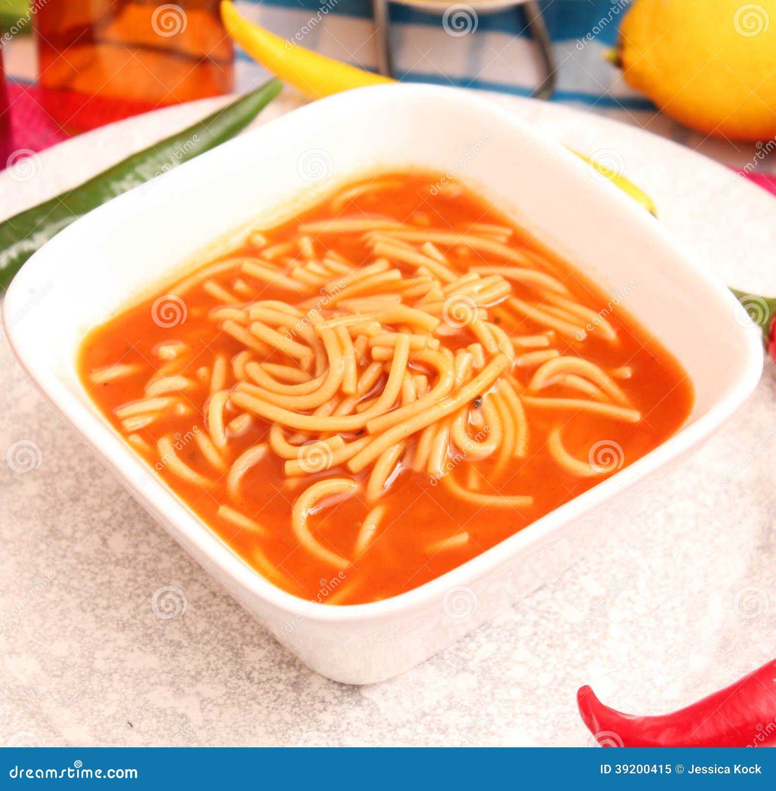 Verse soep met noedels stock afbeelding. Image of restaurant - 39200415