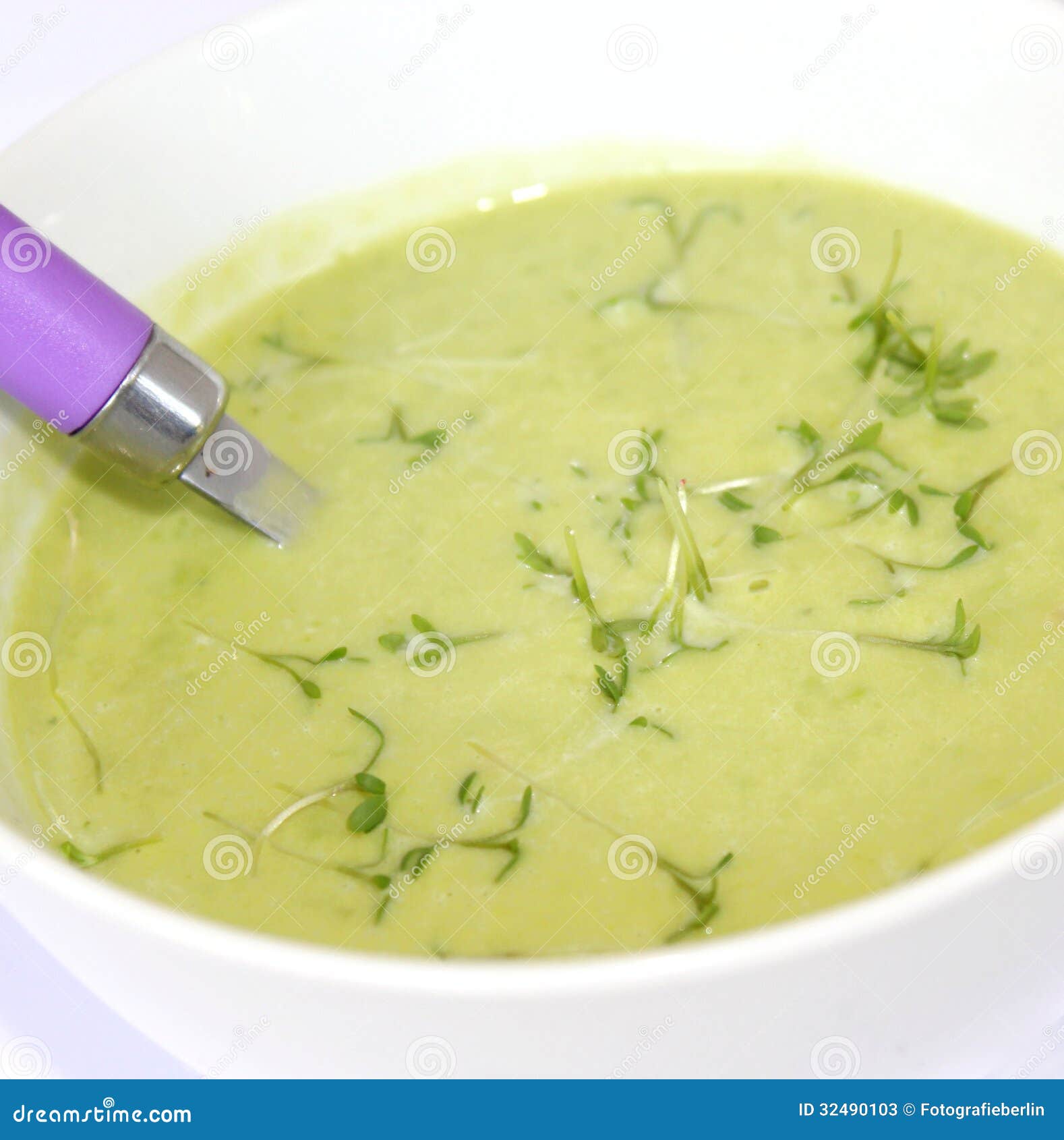 Verse Soep Van Erwten Met Tuinkers Stock Afbeelding - Image of lunch ...