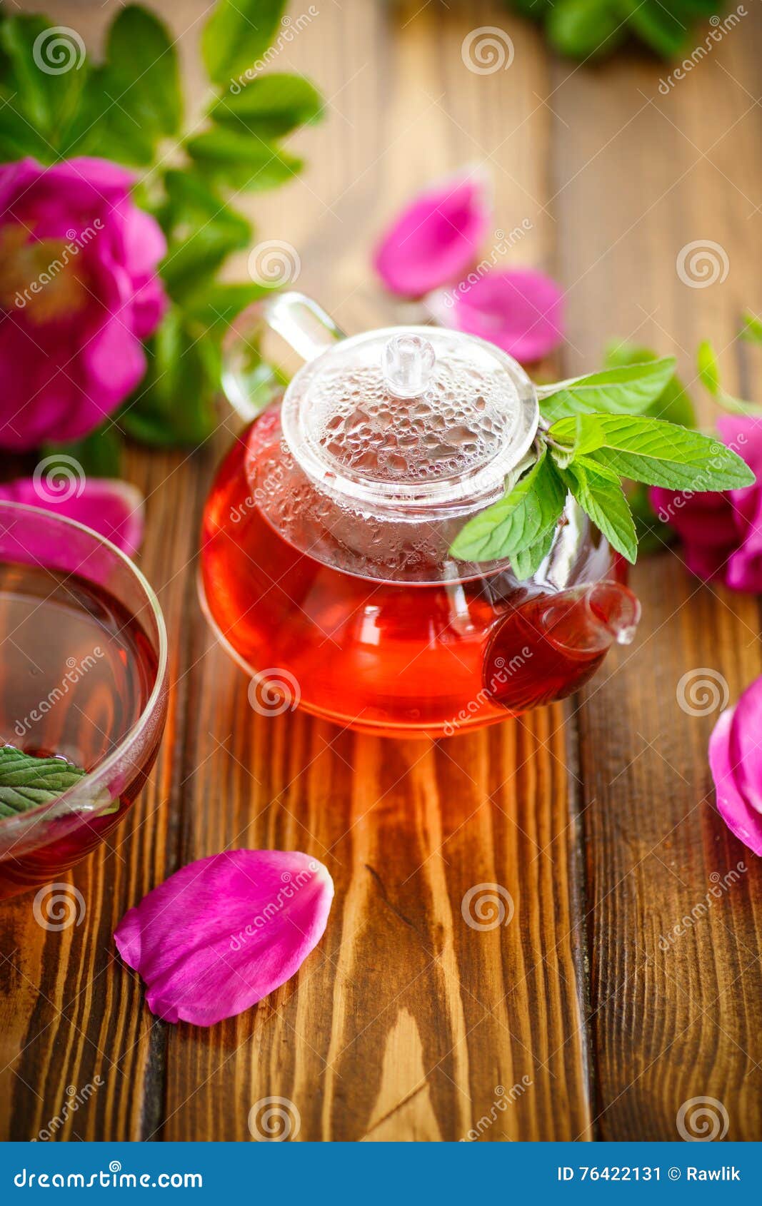 Verse thee met rozebottel stock afbeelding. Image of helder - 76422131