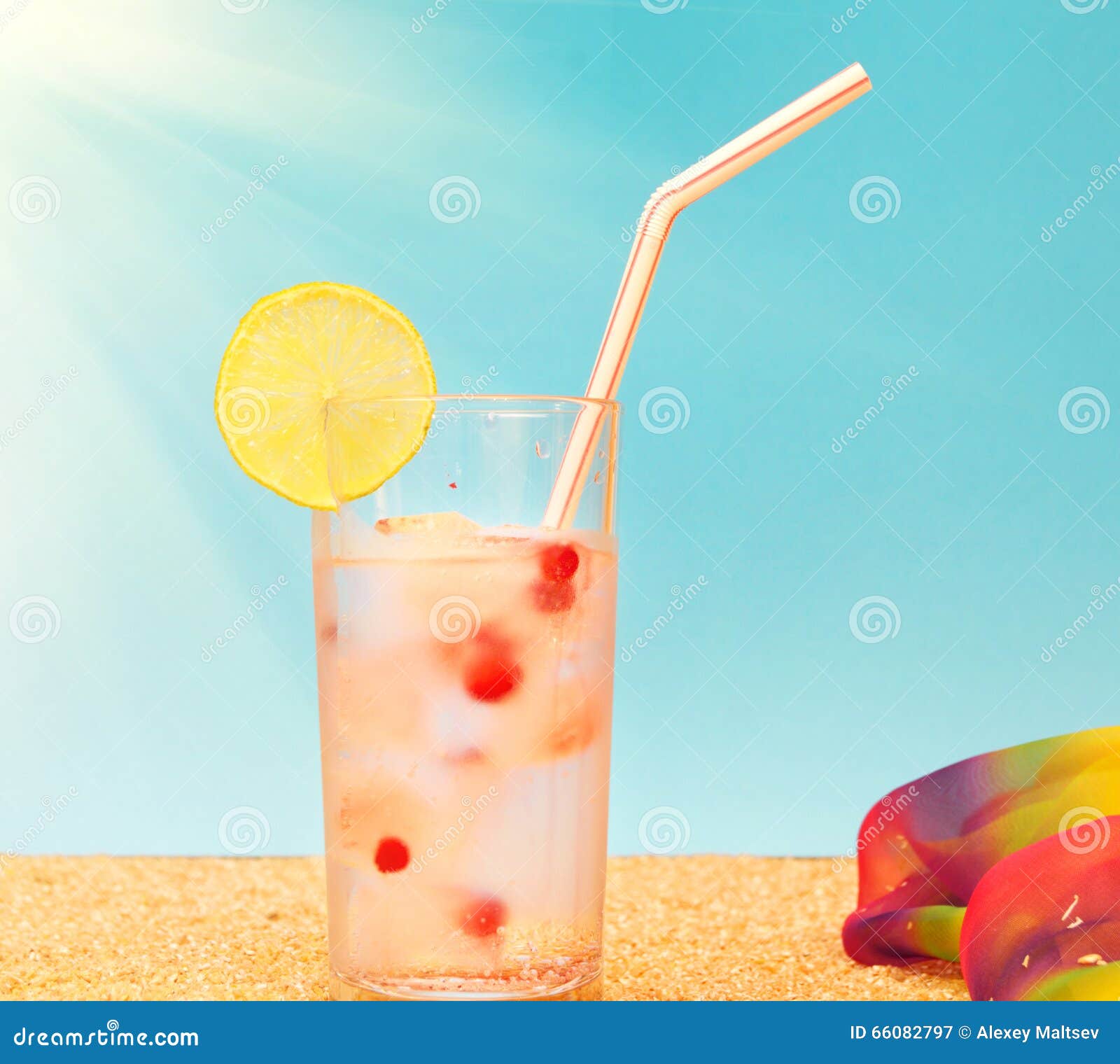 Verse Tropische Cocktail Op Het Zand Stock Afbeelding - Image of kalk ...