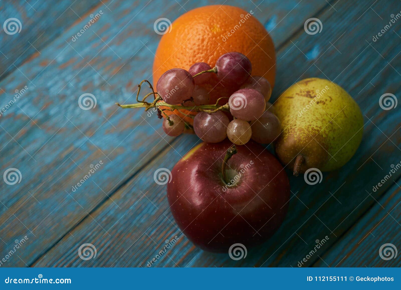 Verse Vruchten Samenstelling Met De Rode Oranje Druiven Van De ...