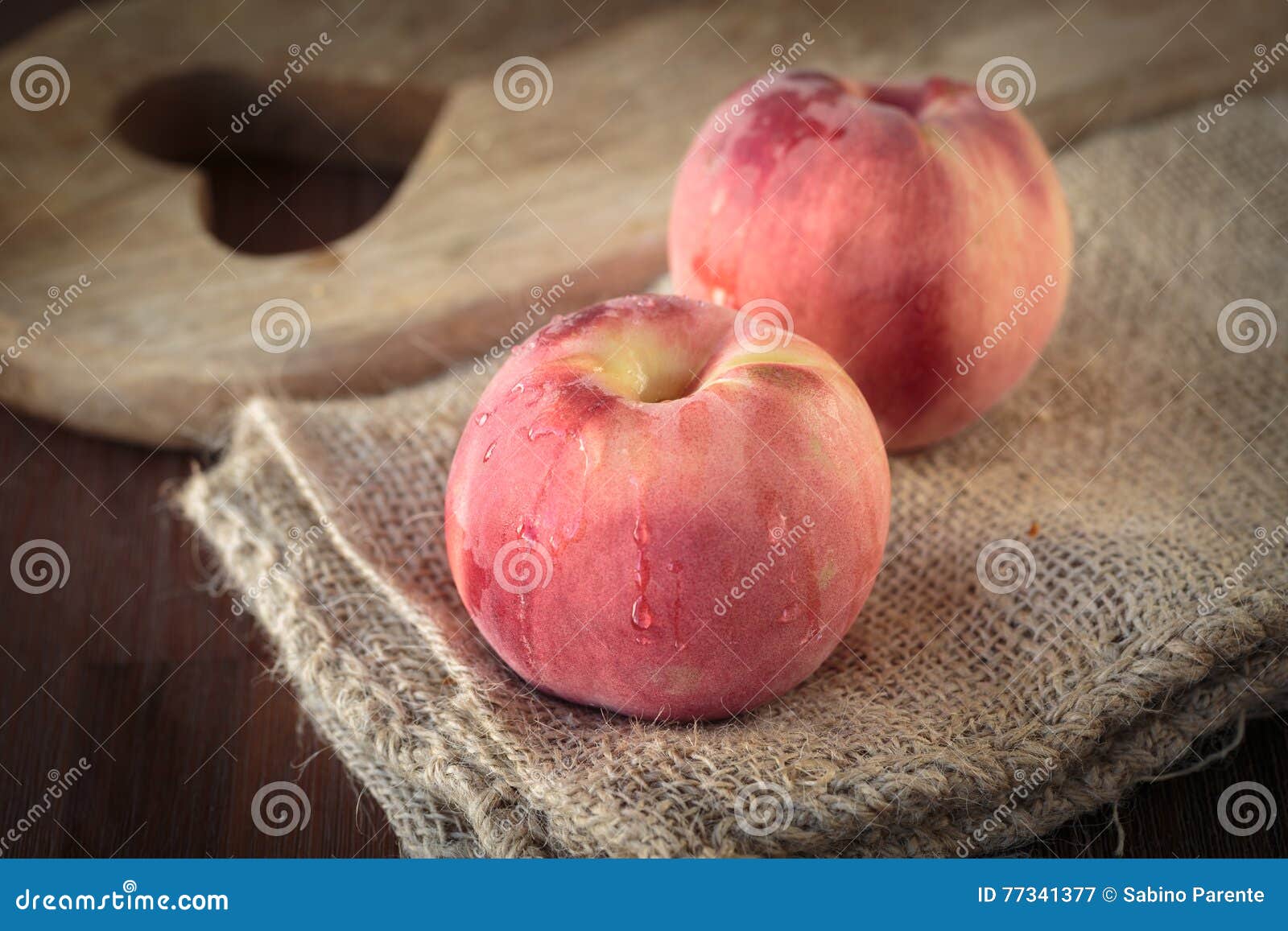 Verse witte perzik stock afbeelding. Image of landbouw - 77341377