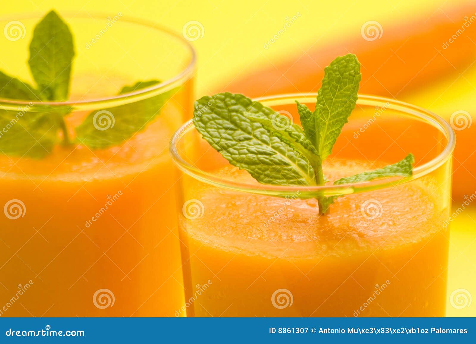 Verse wortelsap en munt stock afbeelding. Image of groen - 8861307