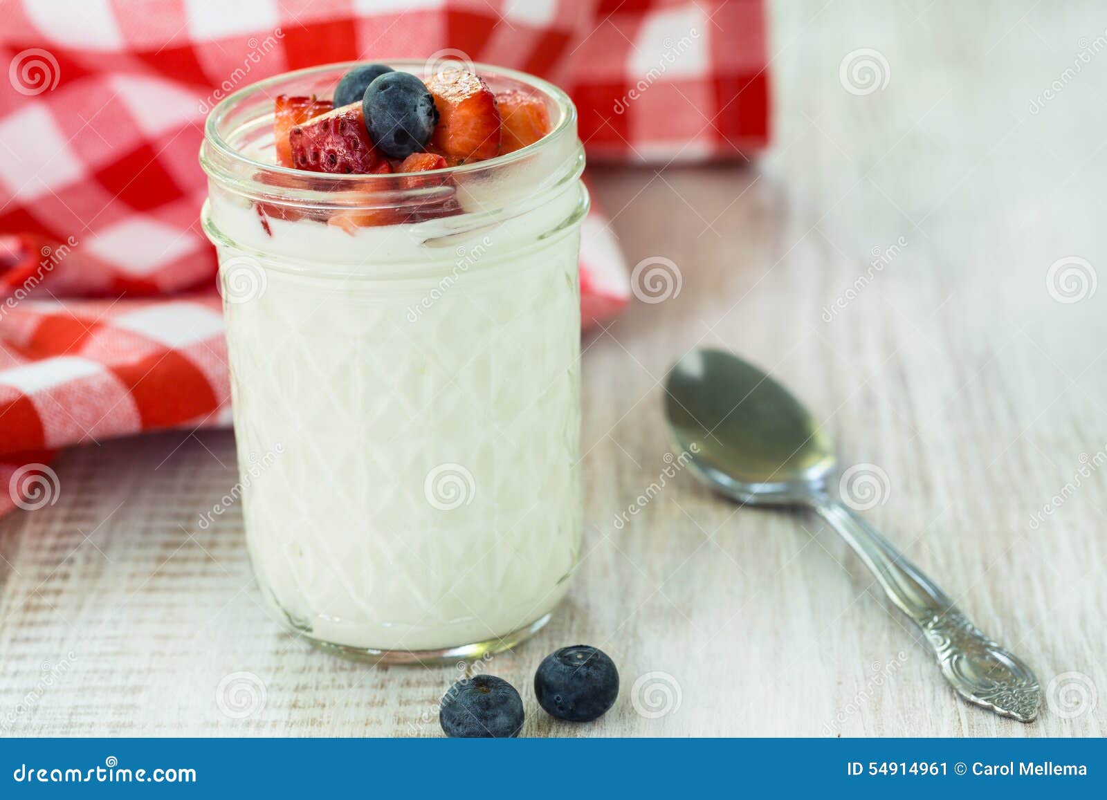 Verse Yoghurt Met Aardbeien En Bosbessen Stock Afbeelding - Image of ...