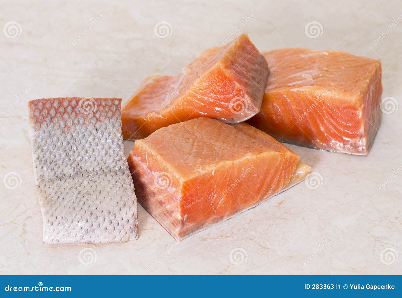 Verse zalmfilet stock afbeelding. Image of bereid, zalm - 28336311