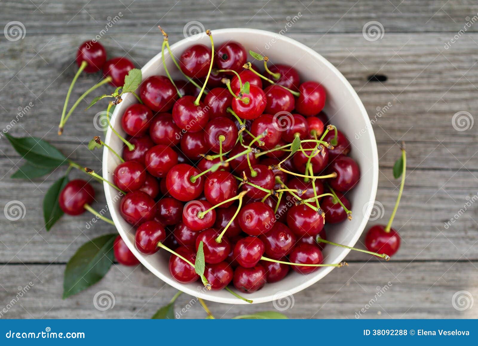 Verse zure kers in een kom stock foto. Image of dieet - 38092288