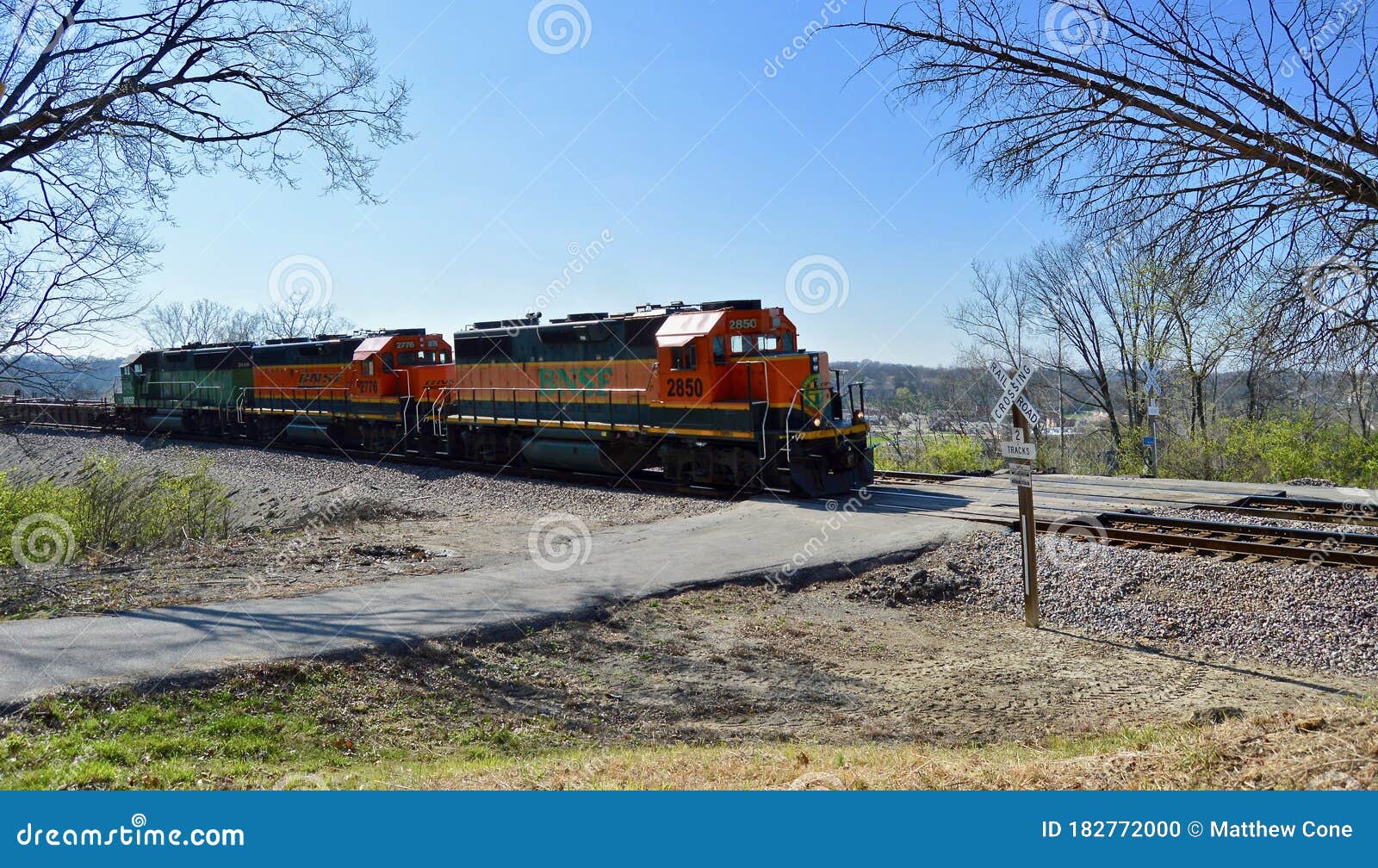 BNSF Train Blasting through Railroad Crossing Editorial Image - Image ...