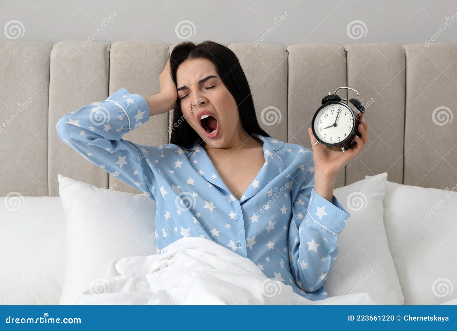 Verslapen Vrouw Met Wekker in Bed. Te Laat Stock Foto - Image of alarm ...