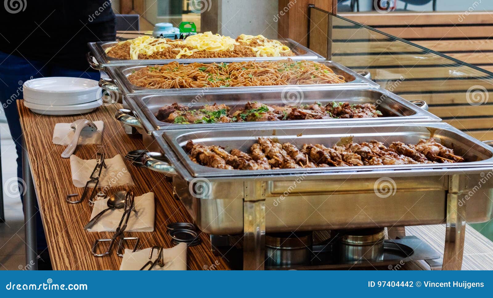 Versorgender Buffet-asiatischer Lebensmittel-Teller Mit Fleisch ...