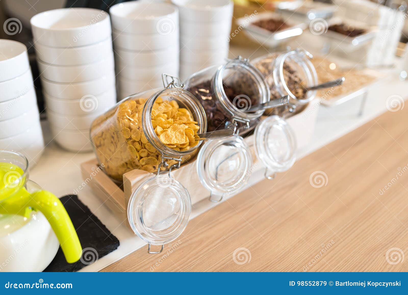 Versorgendes Buffet Mit Corn Flakes Im Glas Stockbild - Bild von ...