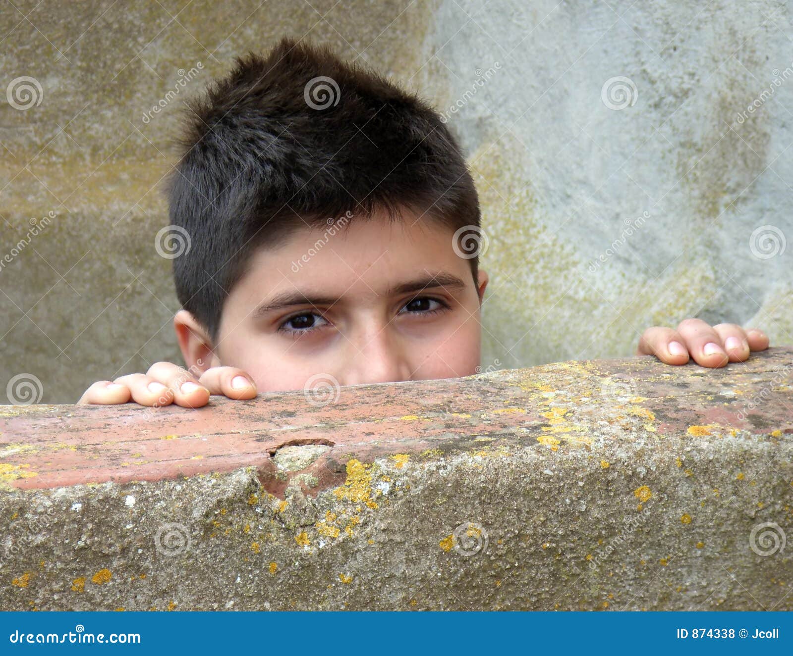 Versteckter Junge stockfoto. Bild von jung, fell, schüler - 874338