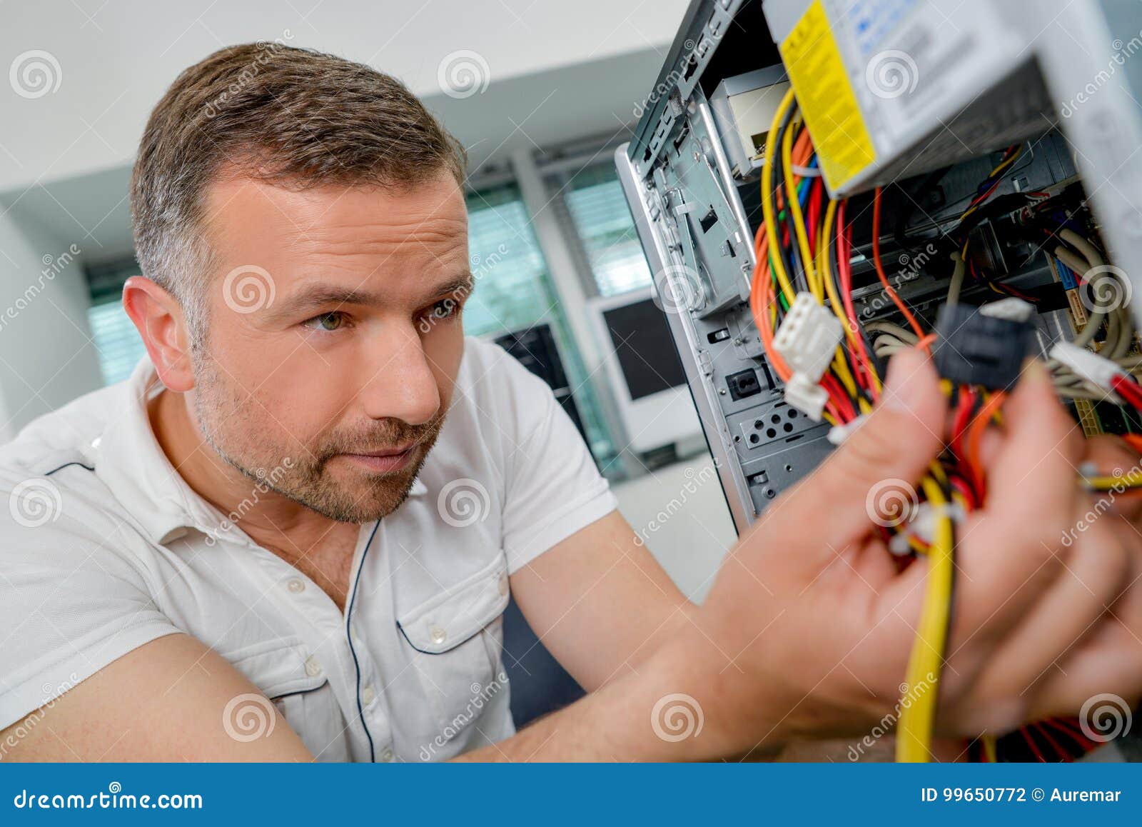 Versuchen, Computer Zu Reparieren Stockfoto - Bild von motor ...