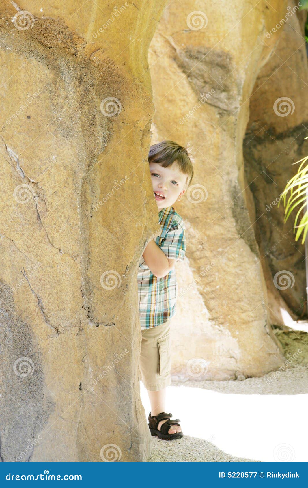 Versuchen Sich Zu Verstecken Stockbild - Bild von spielerisch, ausdruck ...