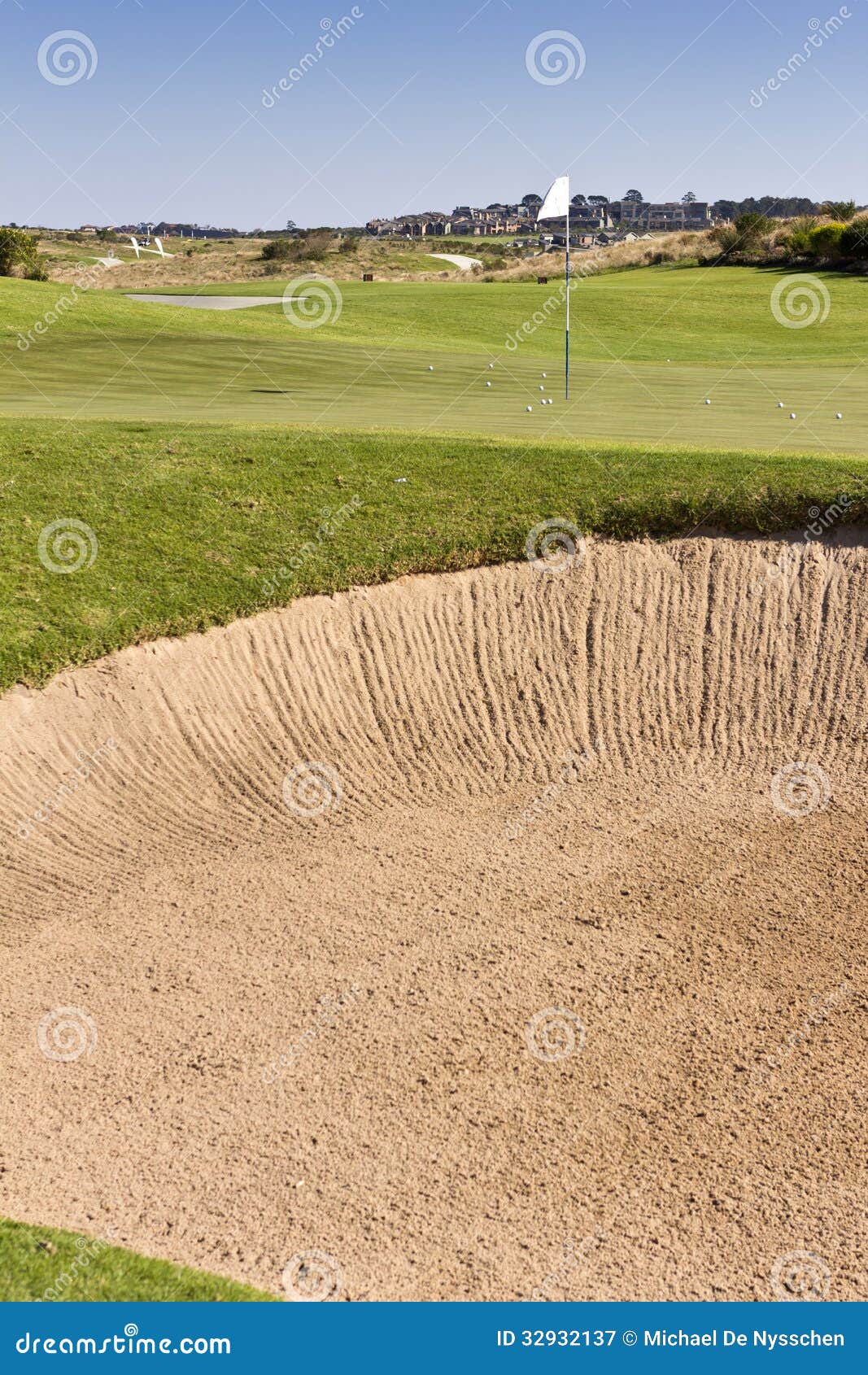 Vert De Golf Sur Le Cours Avec La Soute Image stock - Image du mise ...