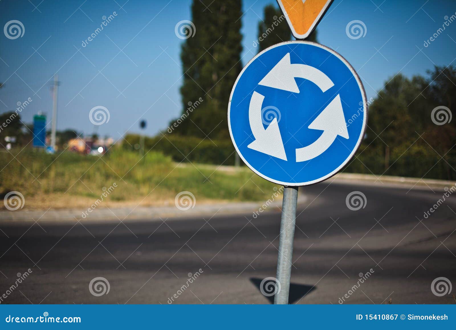 Verticaal Signaal Van Rotonde Stock Afbeelding - Image of veiligheid ...