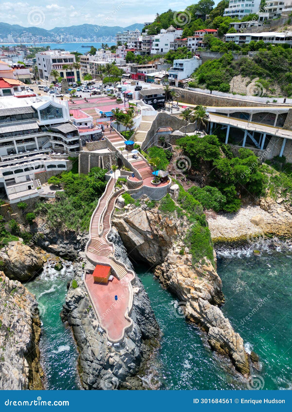 Vertical Aerial View of La Quebrada Cliff Diving in Acapulco Editorial ...