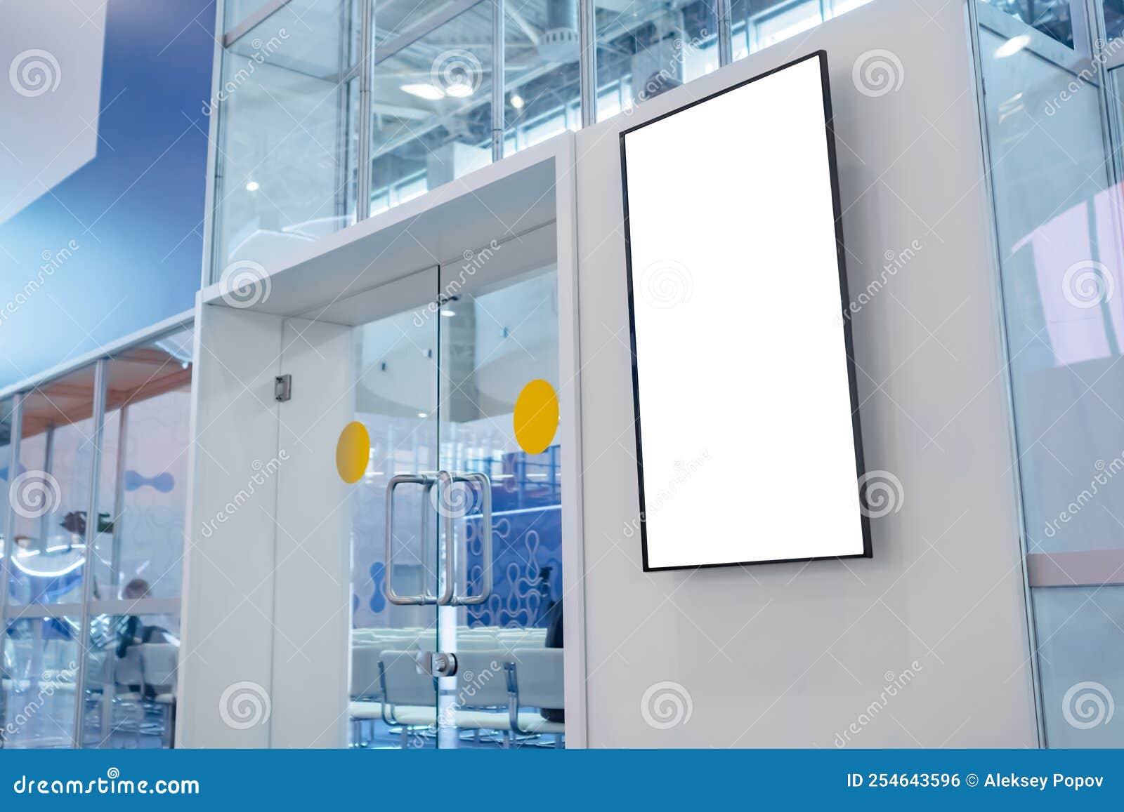 Vertical Blank White Display Wall at Exhibition - White Screen Concept ...
