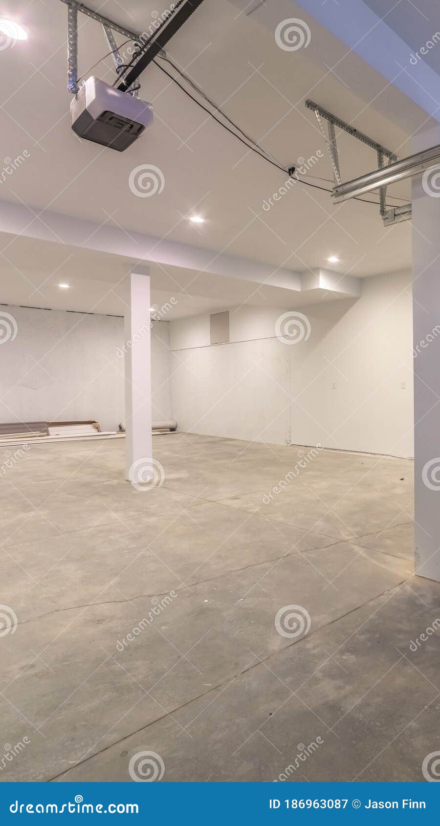 Vertical Crop Empty Garage Interior with Automatic Motor Interior Stock ...