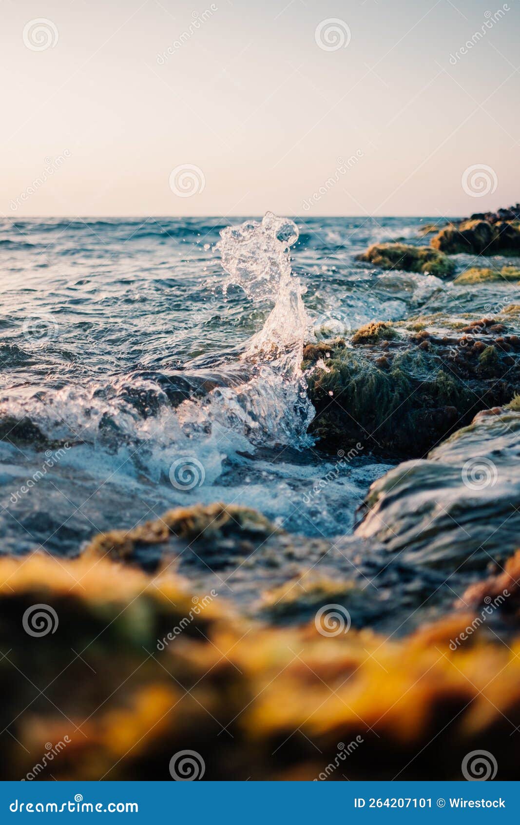 Vertical De Bellas Olas Salpicando Contra Rocas En El Mar Imagen de ...