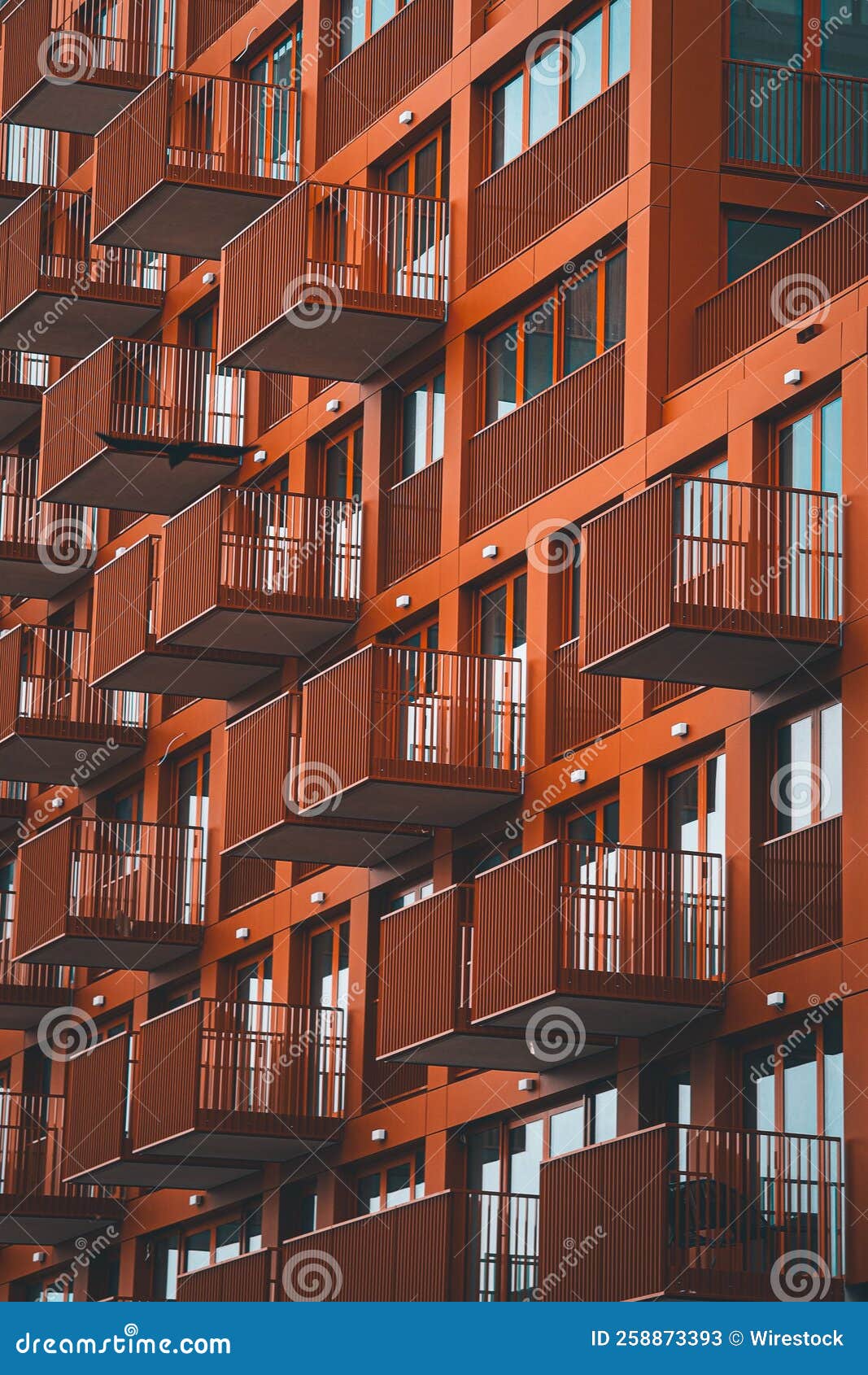 Vertical De La Fachada De Un Edificio Rojo Imagen de archivo - Imagen ...