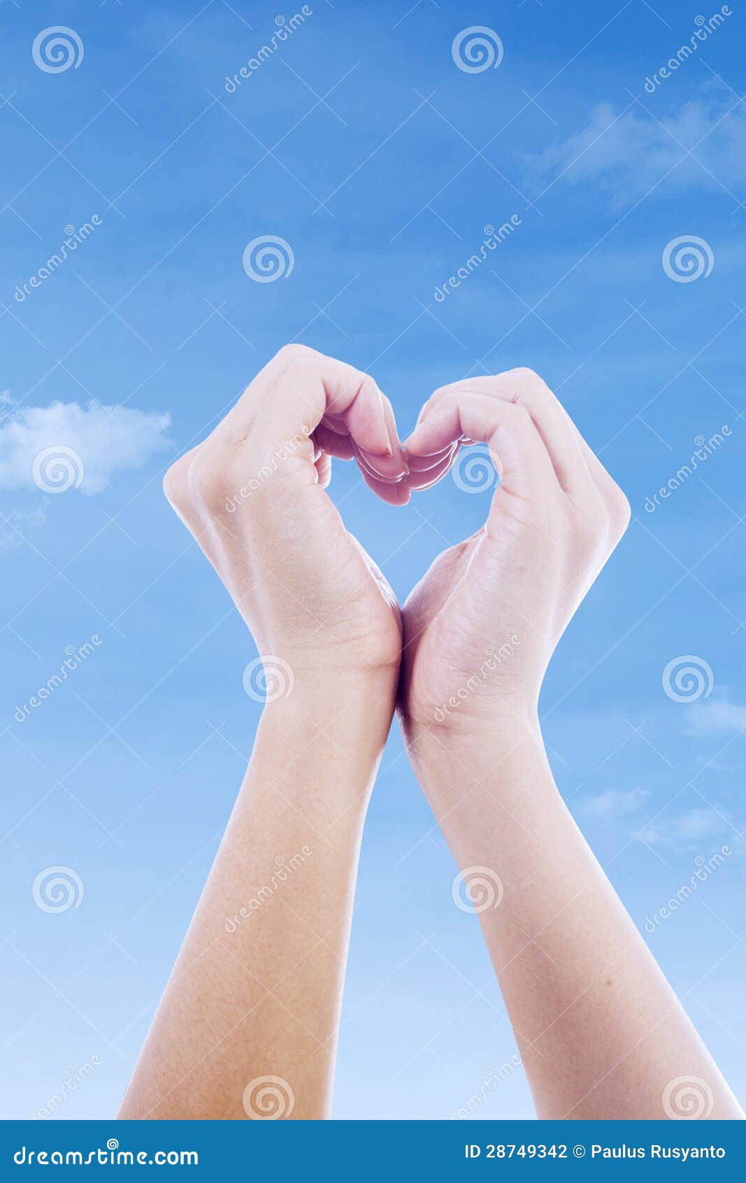 Vertical Del Gesto Del Amor De La Mano Foto de archivo - Imagen de dedo ...